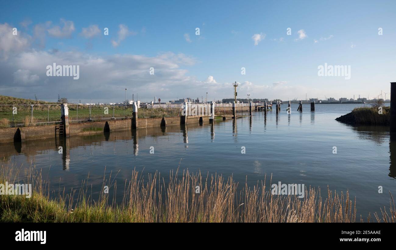 Quay wall hi-res stock photography and images - Alamy