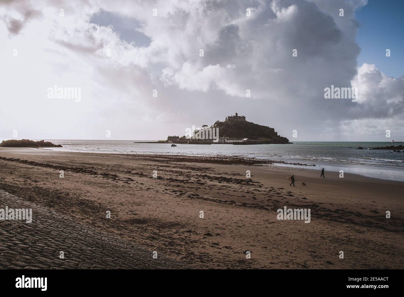Marazion beach looking towards St Michael's Mount Stock Photo - Alamy