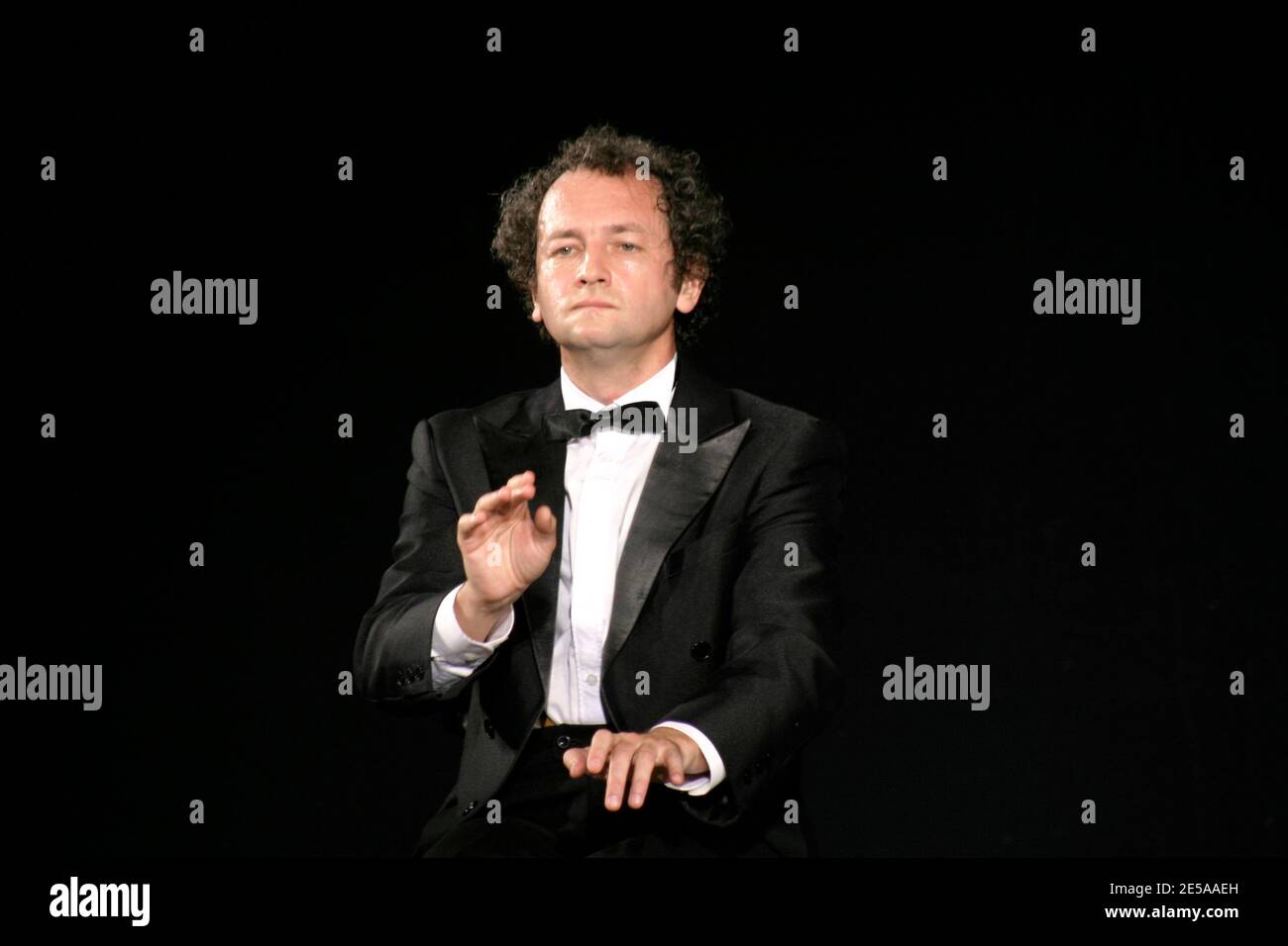 Romanian pantomime artist Dan Puric performing in a one-man show Stock ...