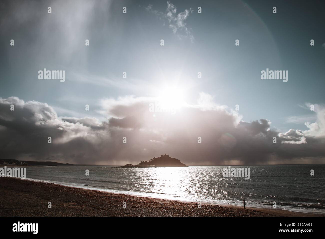 St Michaels Mount silhouette, Cornwall Beach sun reflecting on the ...