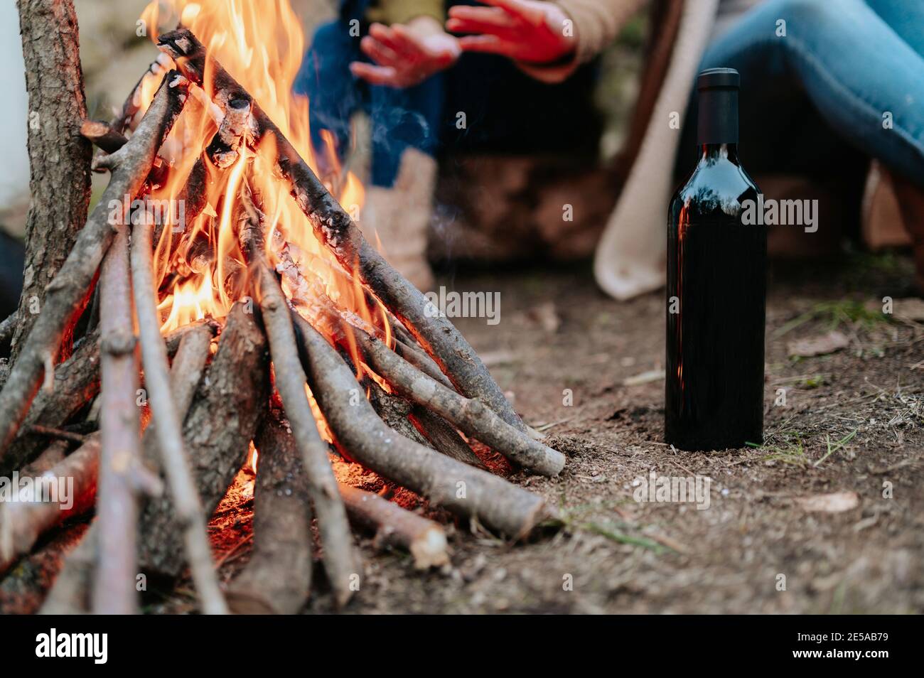 Gathered around a campfire hi-res stock photography and images - Alamy
