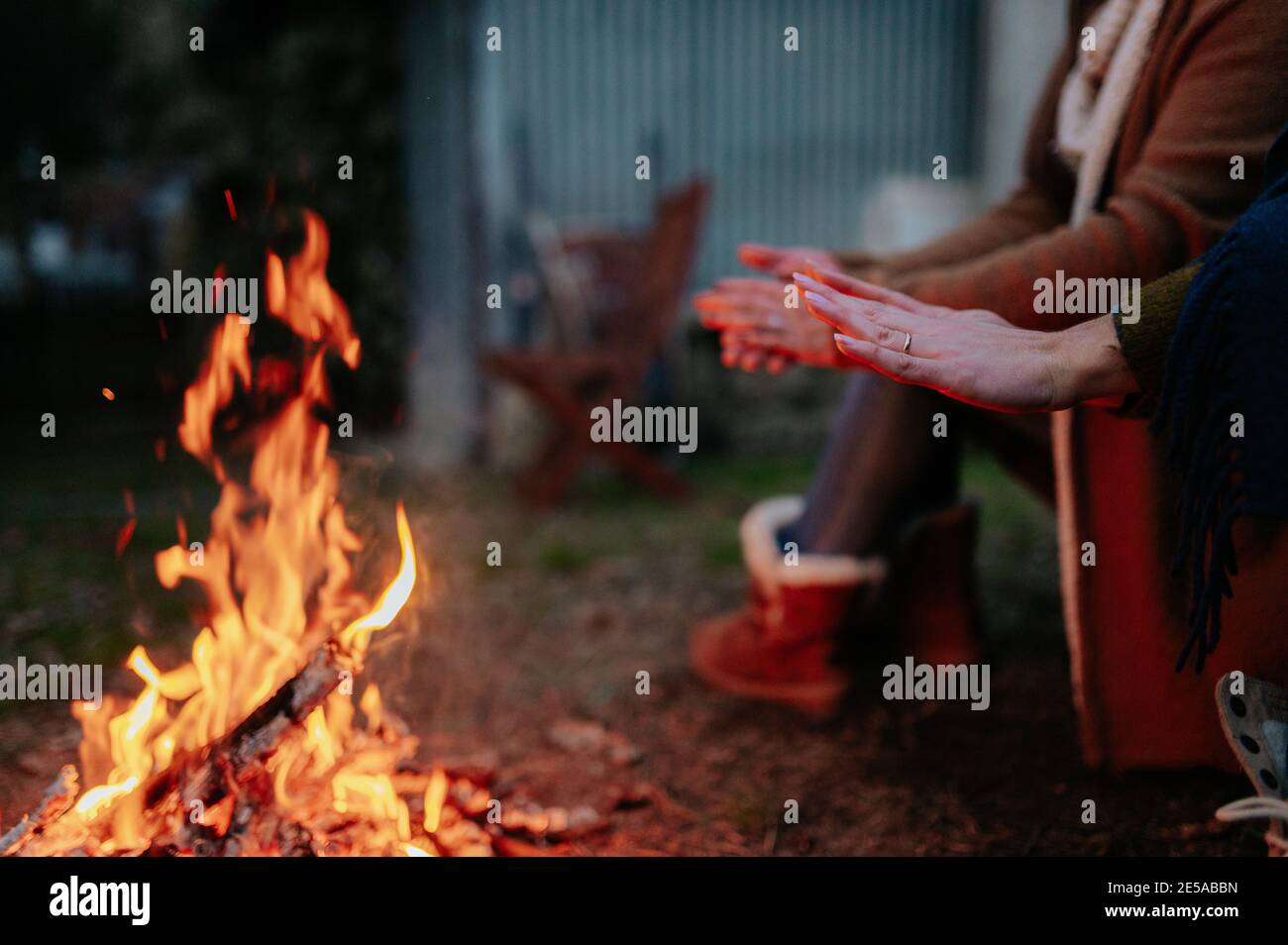 Gathered around fire hi-res stock photography and images - Alamy
