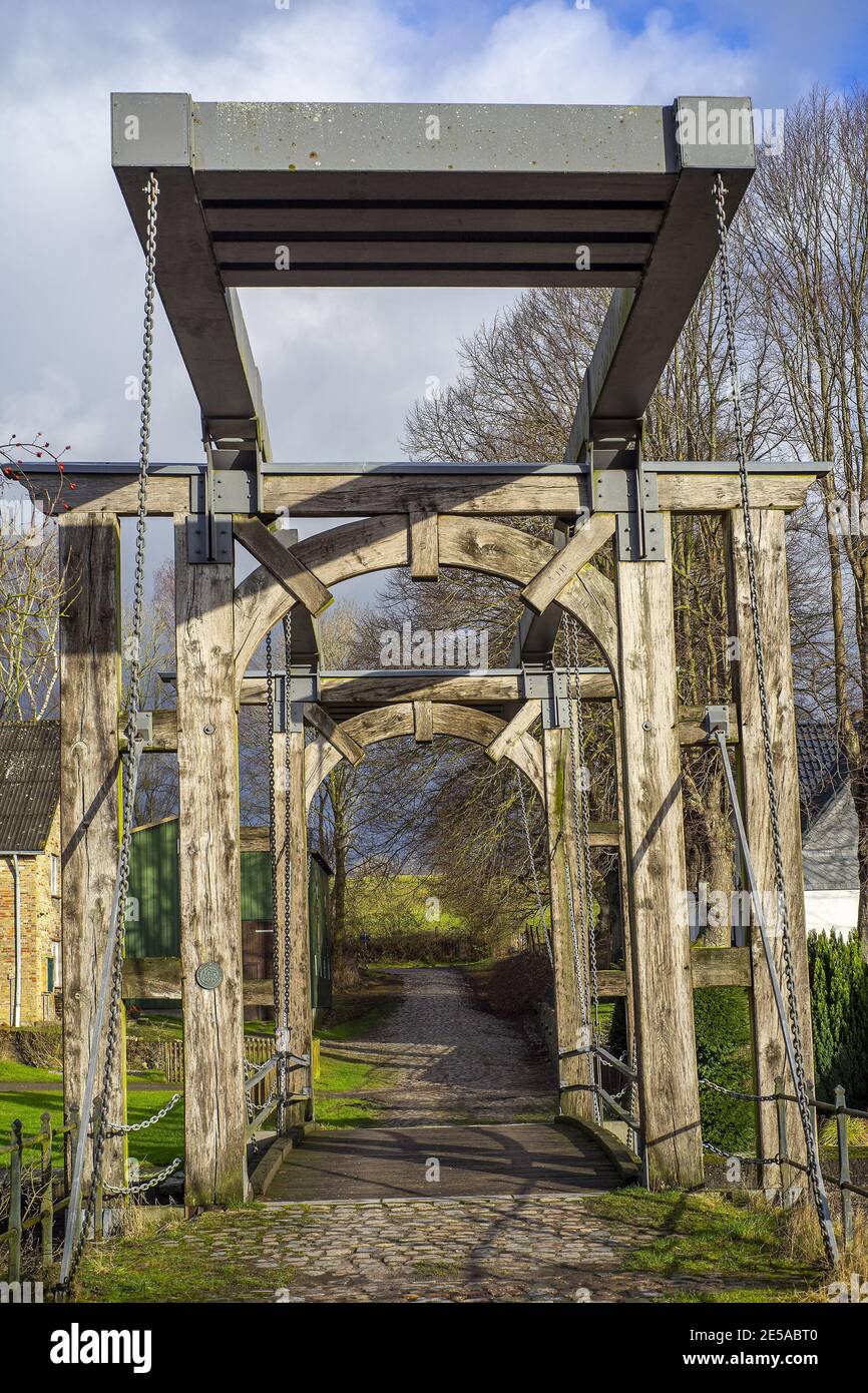 Wood in chains hi-res stock photography and images - Alamy