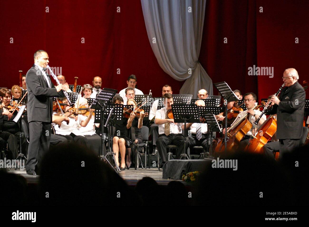Orchestra musical instruments performers hi-res stock photography and ...