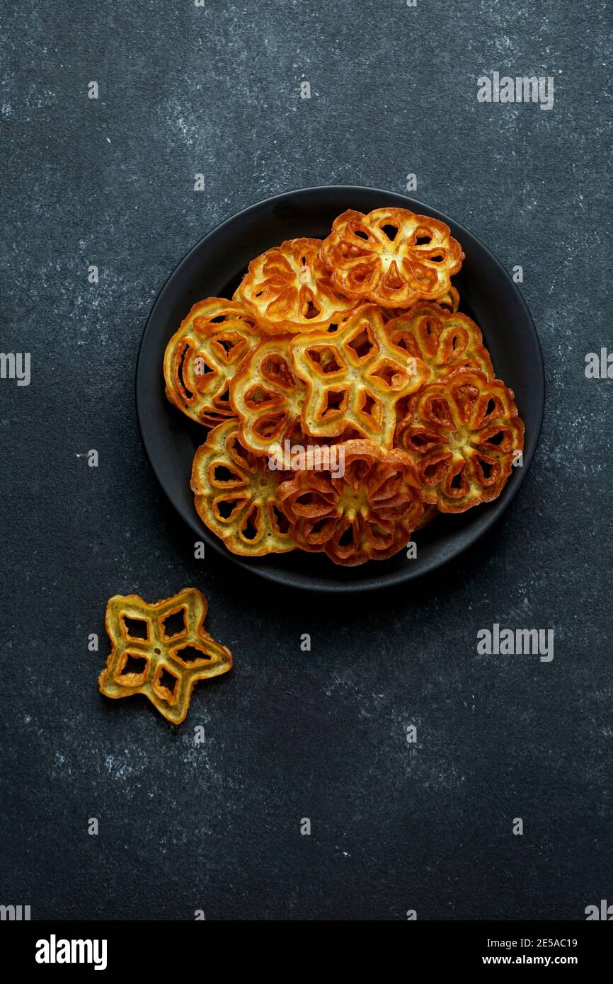 Rose Cookies Achu Murukku Kue Kembang Goyang Kokis Rosette Making ...