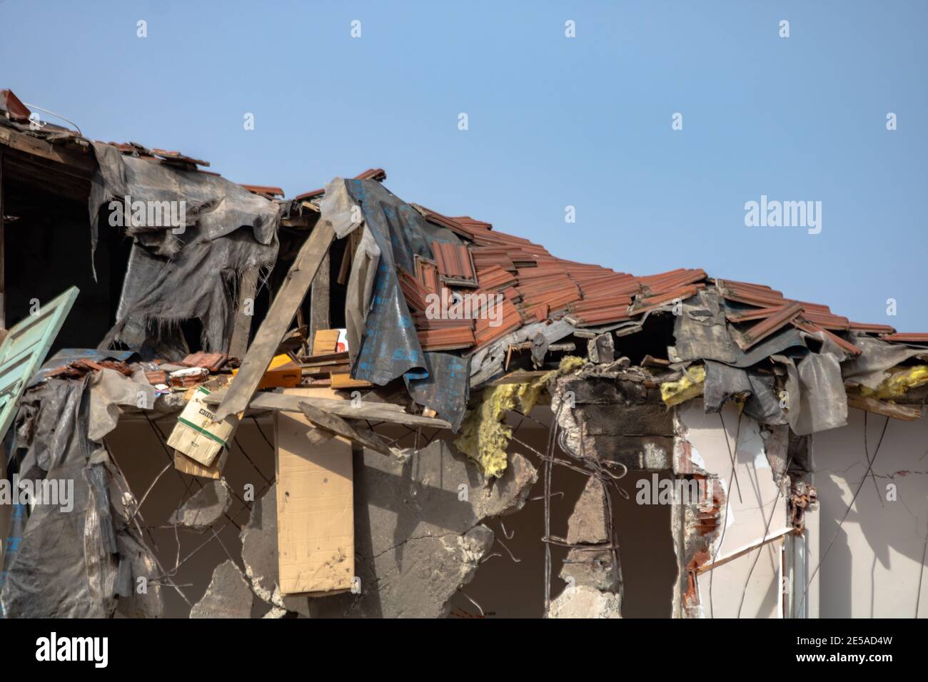 Collapsed concrete building Stock Photo - Alamy