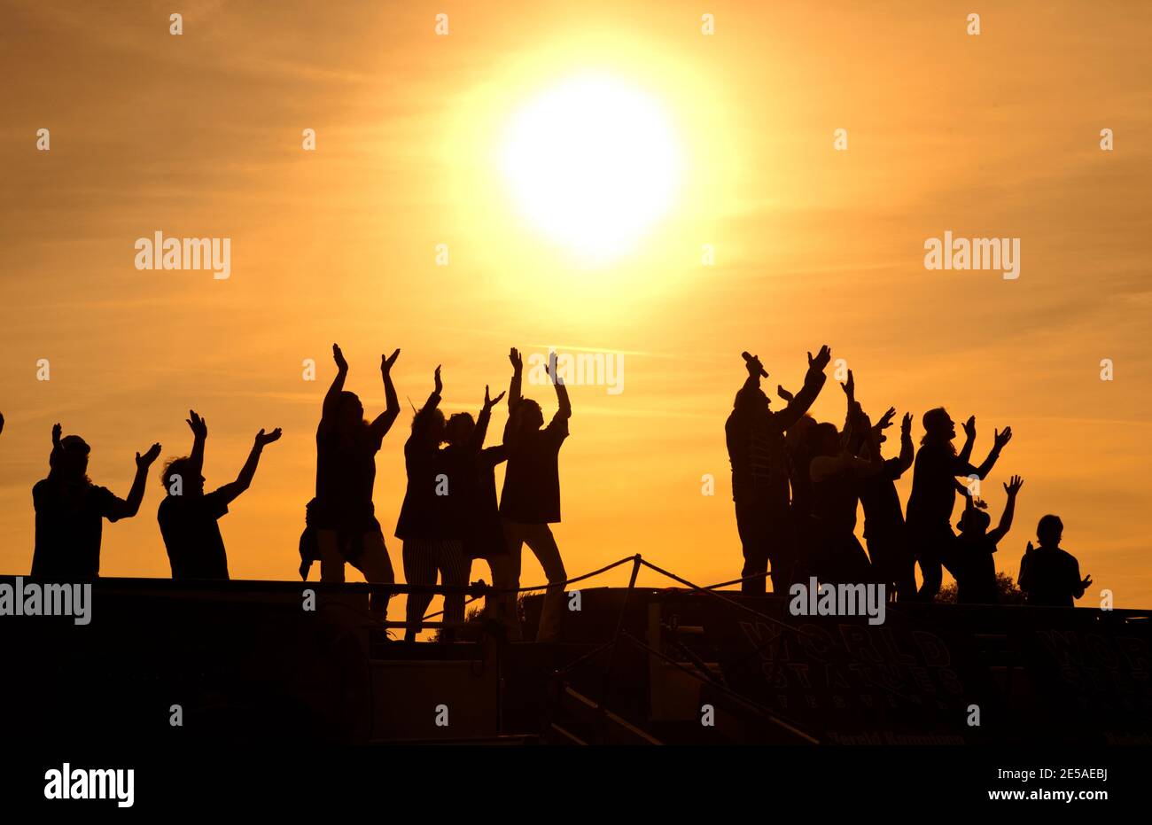 Waving and cheering and clapping hi-res stock photography and images ...