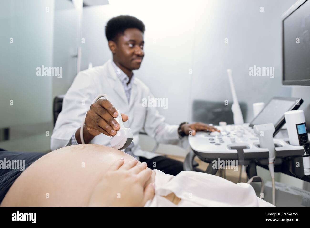 Gynecologist using ultrasound machine hi-res stock photography and ...