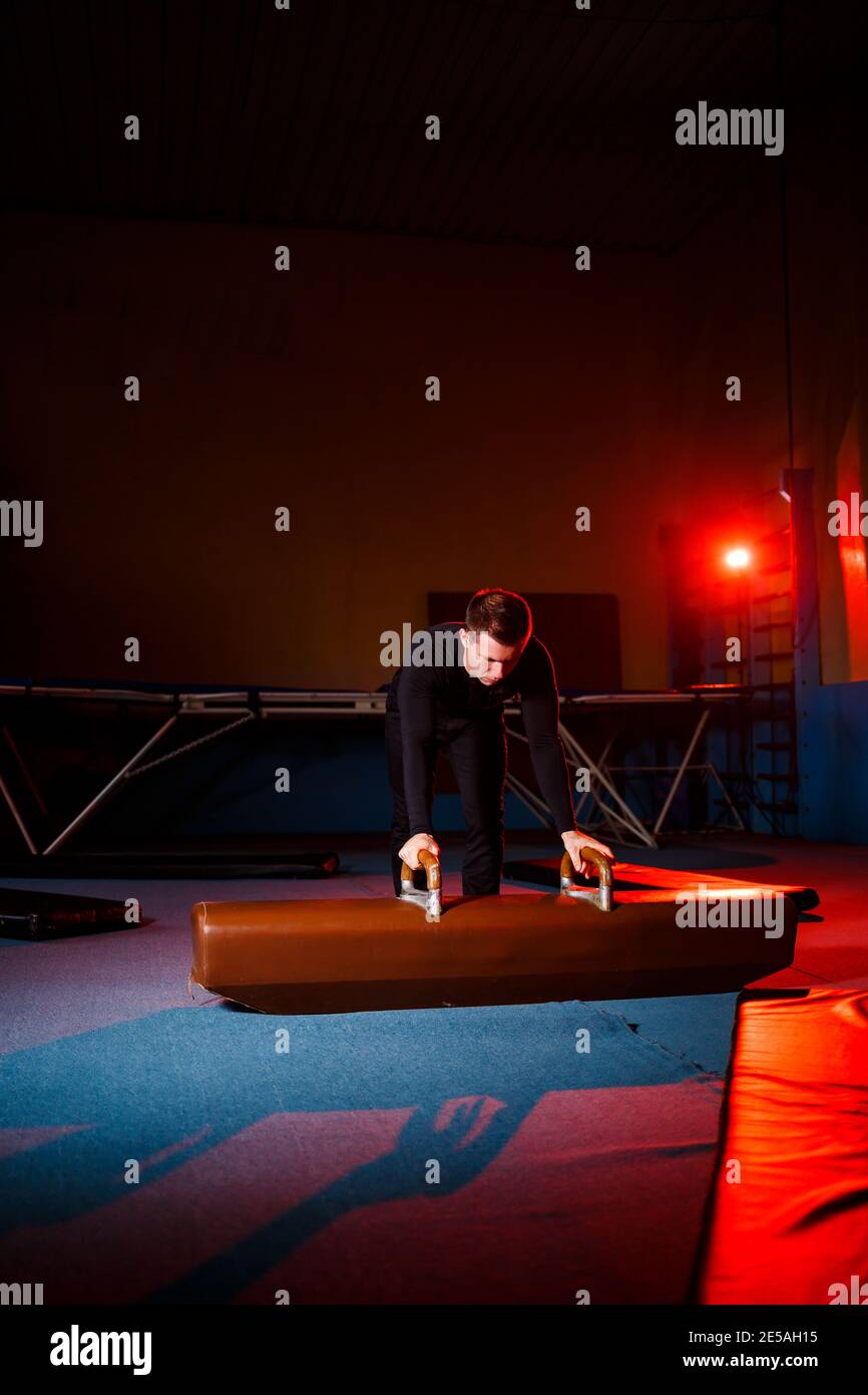 Gymnast doing hand stand hi-res stock photography and images - Alamy