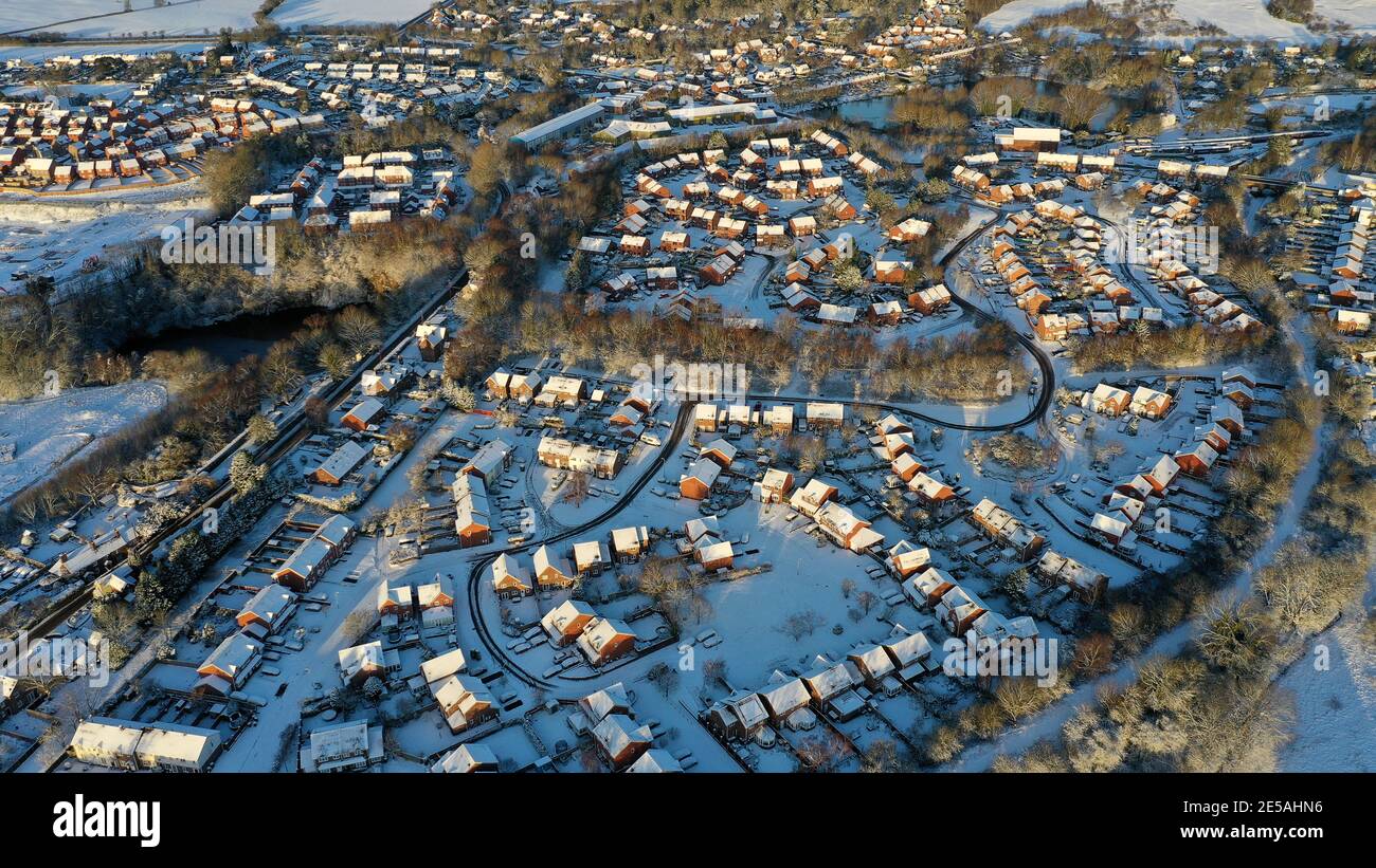 Modern housing estate with houses covered in snow at Lawley in Telford ...