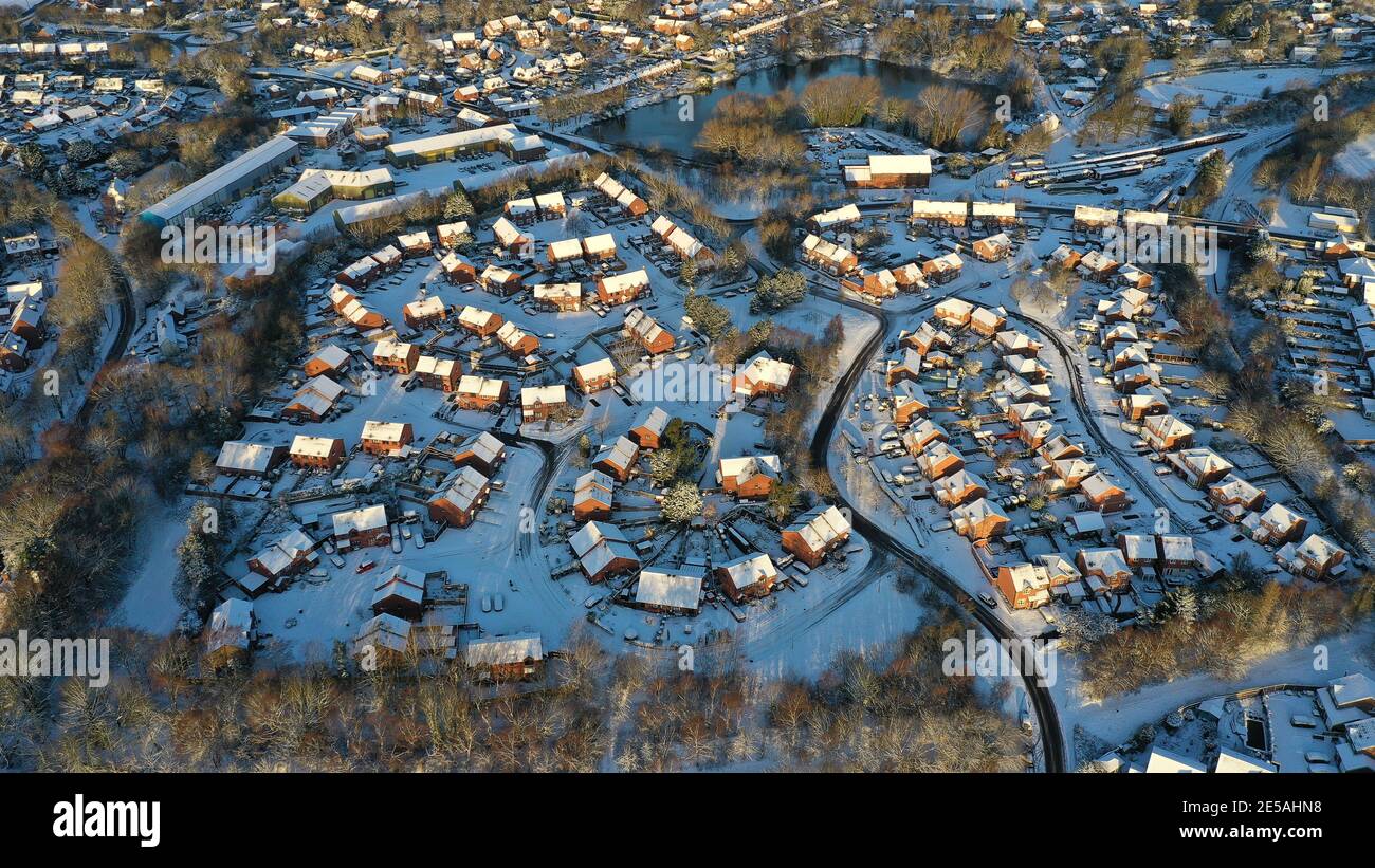 Modern housing estate with houses covered in snow at Lawley in Telford ...