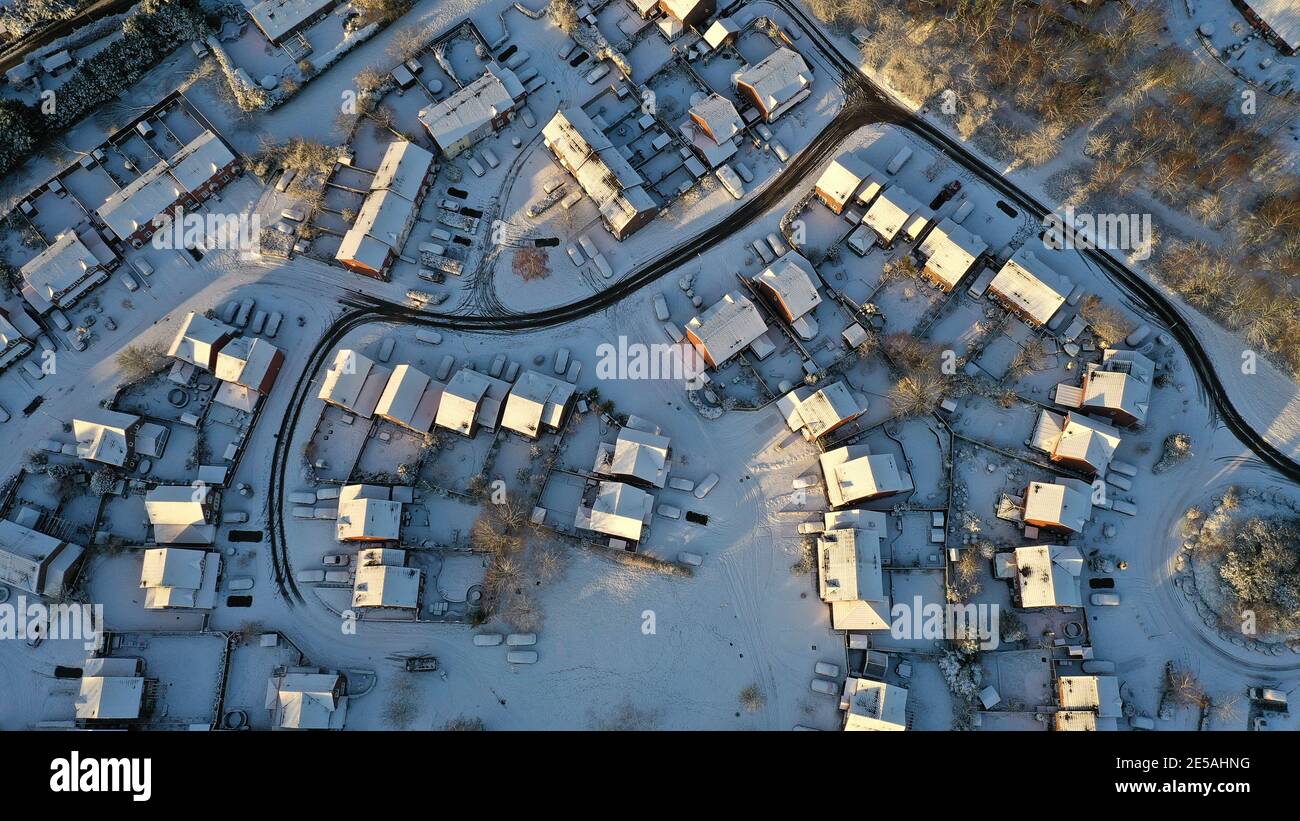 Modern housing estate with houses covered in snow at Lawley in Telford ...