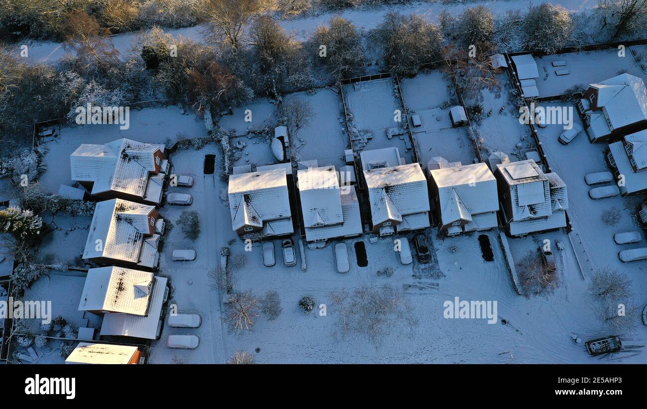 Modern housing estate with houses covered in snow at Lawley in Telford ...