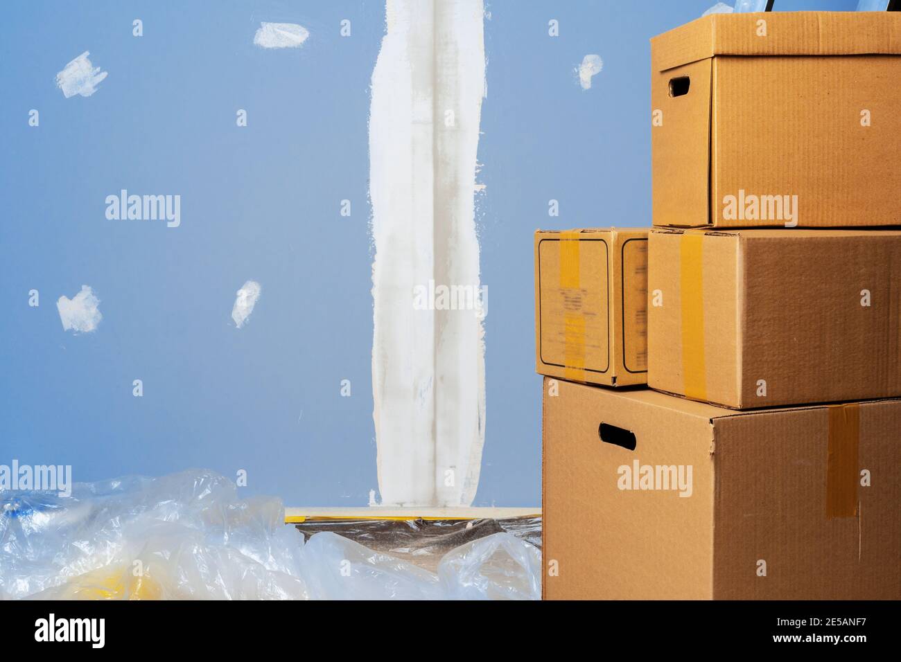 Close up of moving carton boxes in an empty room Stock Photo - Alamy