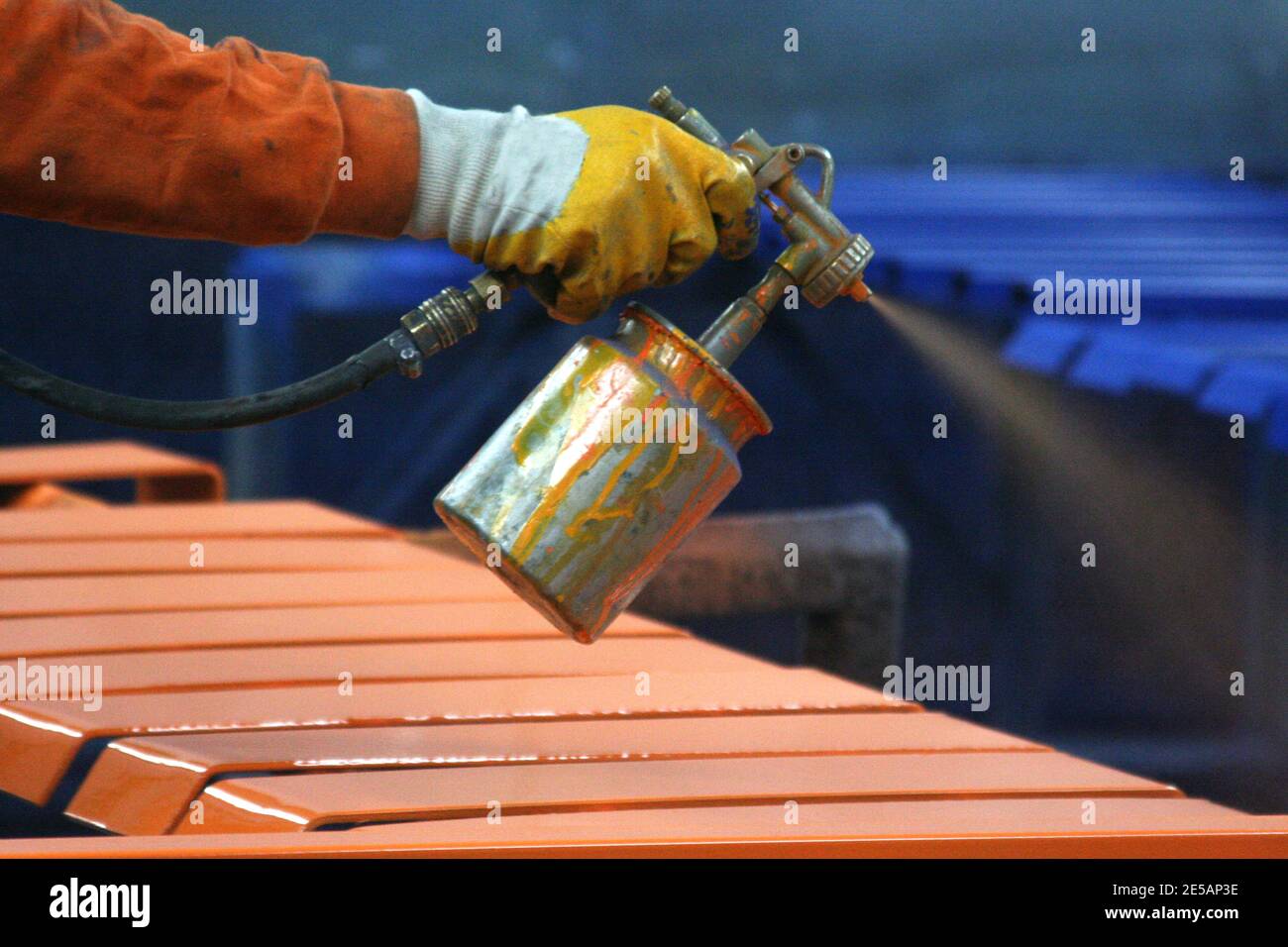 Painting steel with spray gun hi-res stock photography and images - Alamy