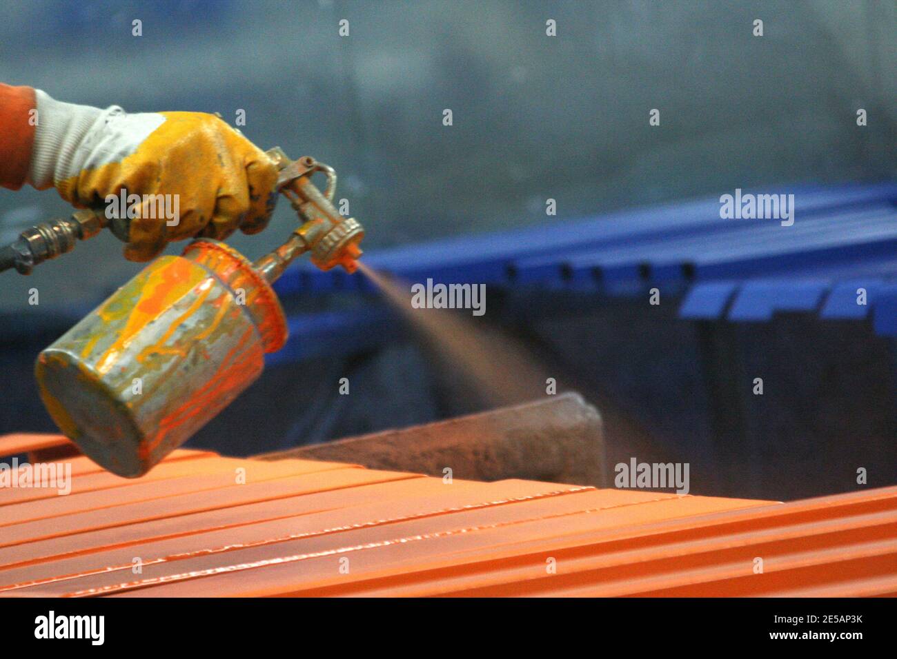 Painting steel with spray gun hi-res stock photography and images - Alamy