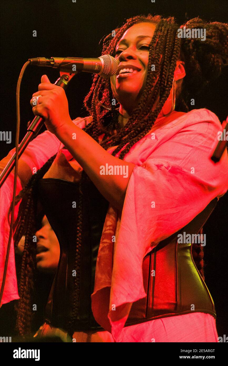 Caron wheeler singer hi-res stock photography and images - Alamy