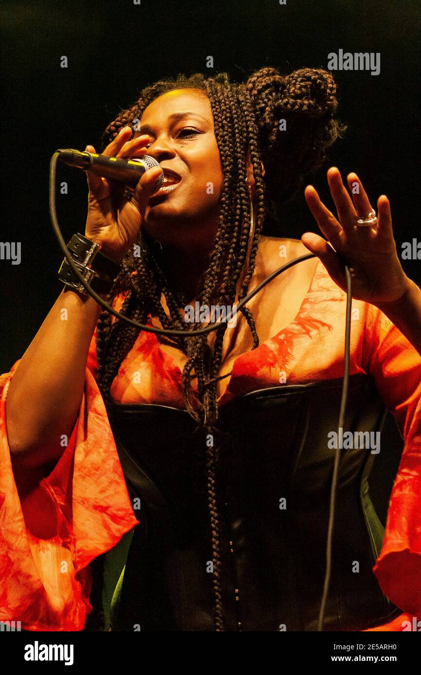 Caron Wheeler of Soul II Soul singing during live performance in ...