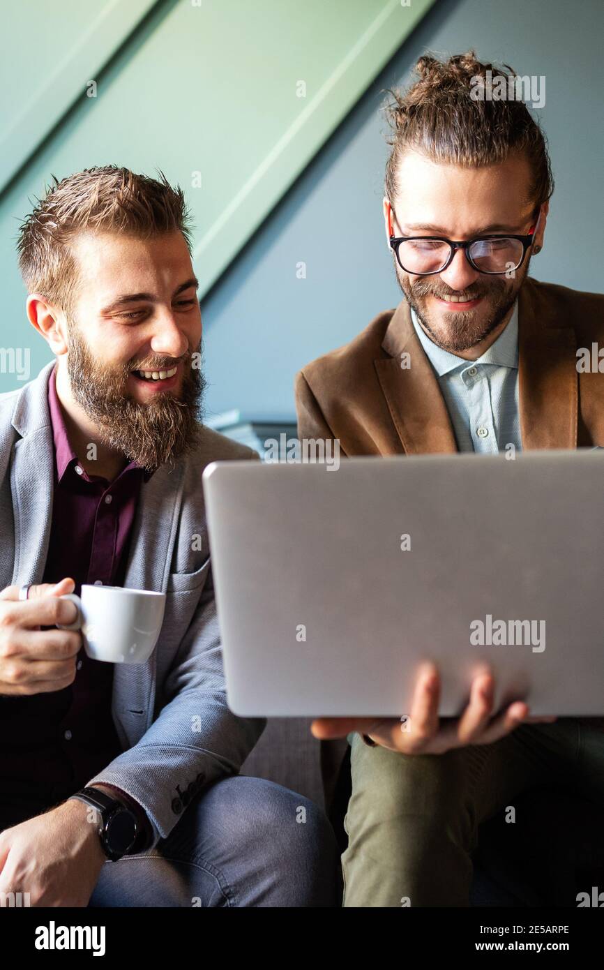 Group business colleagues looking laptop hi-res stock photography and images - Alamy