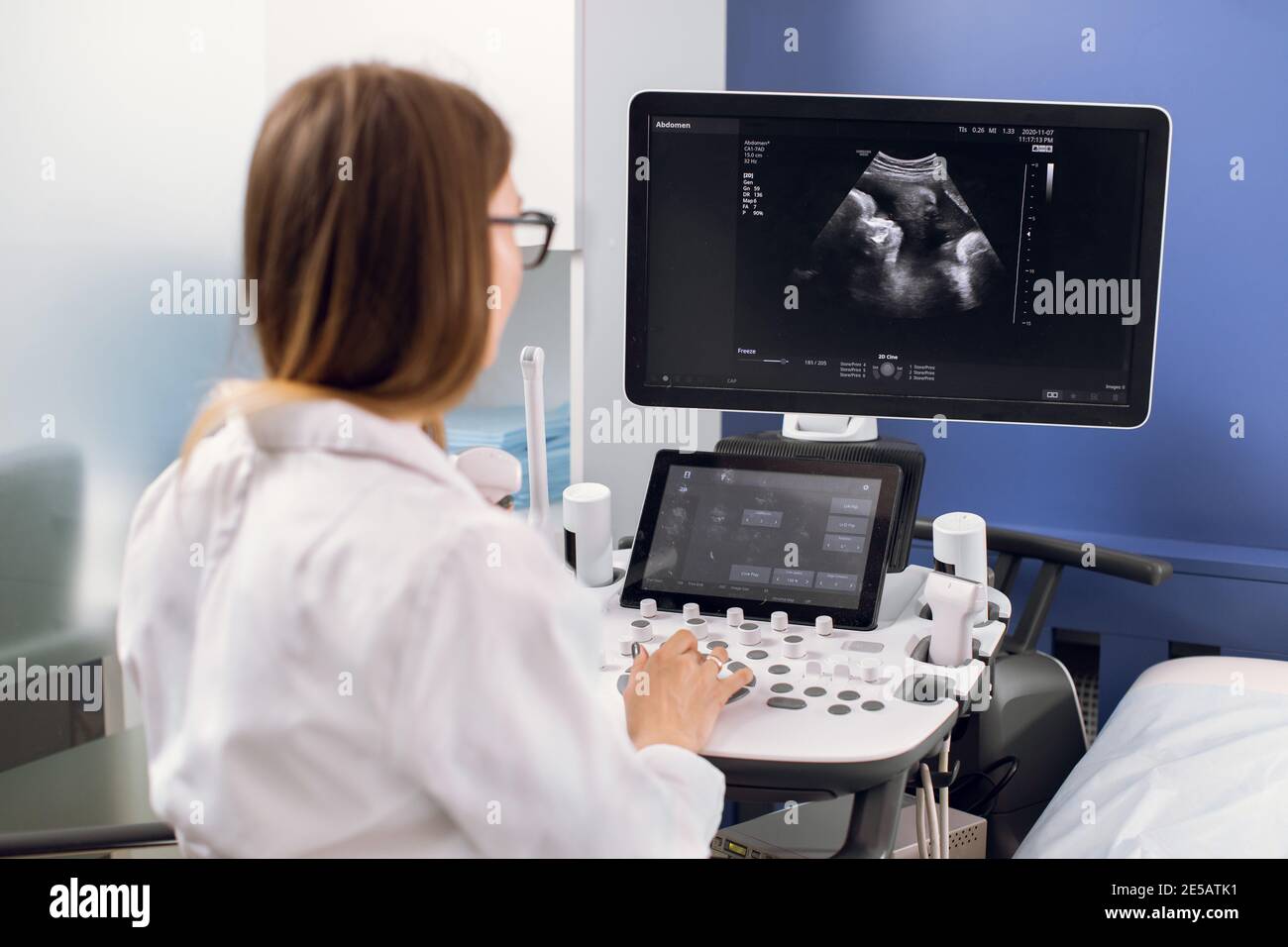 Female gynecologist working on hi-res stock photography and images - Alamy