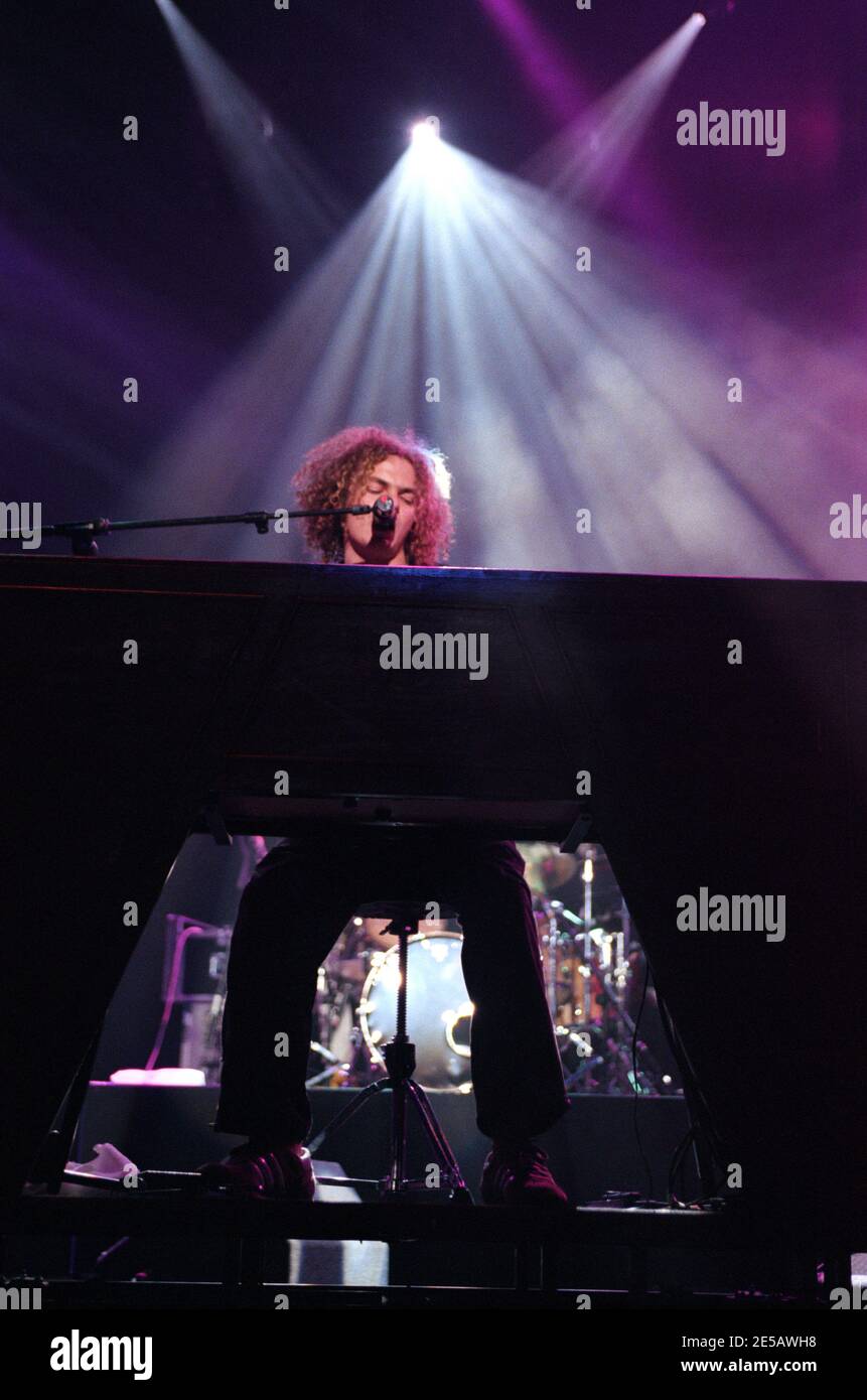 Joseph washbourn toploader singer High Resolution Stock Photography and ...