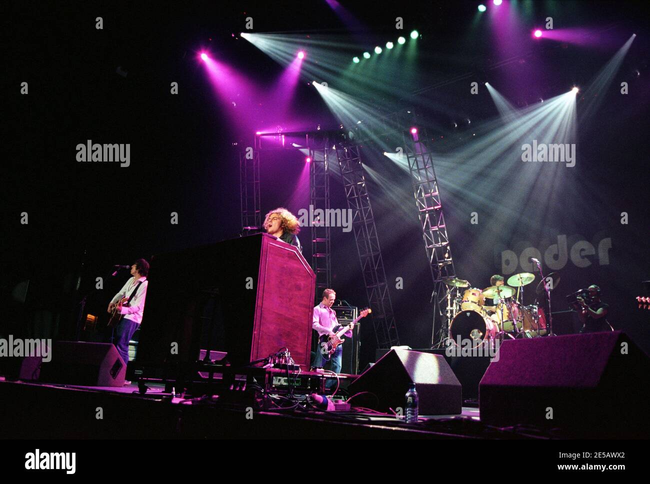 Joseph washbourn toploader singer hi-res stock photography and images ...