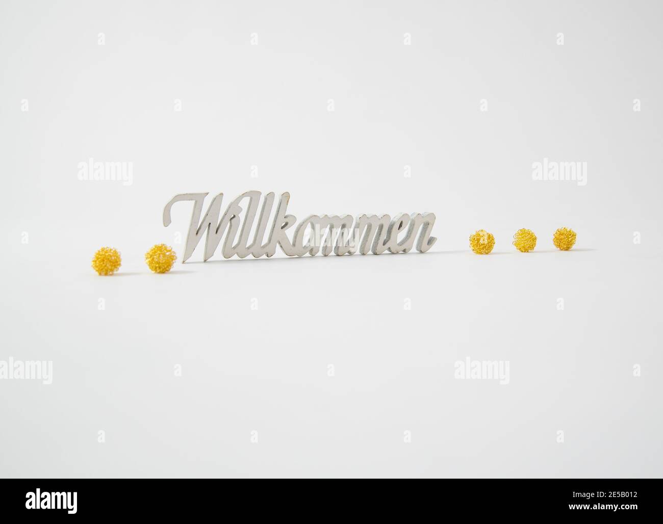 Welcome sign in German on a white background Stock Photo - Alamy