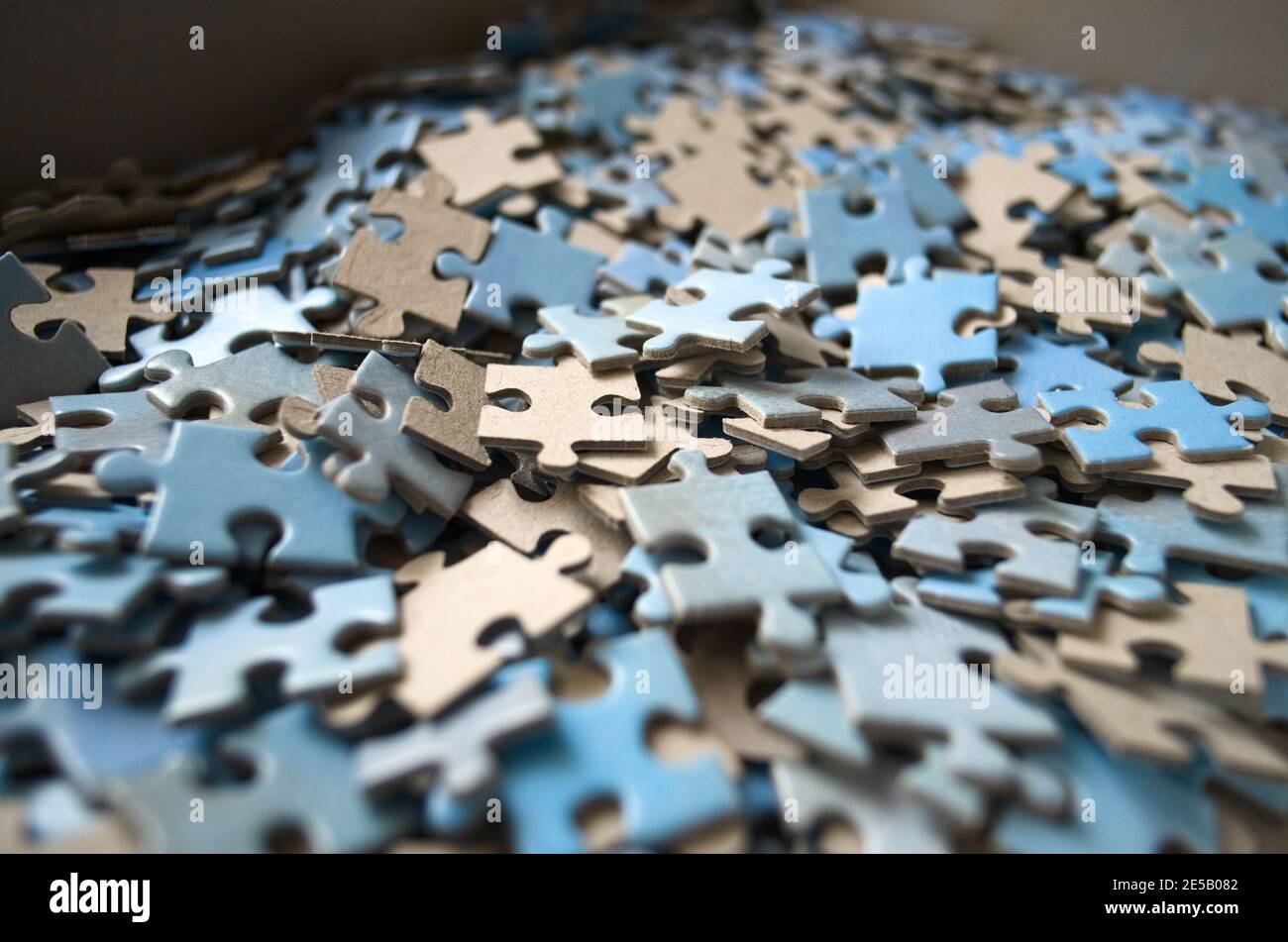 Jigsaw puzzle pieces messy hi-res stock photography and images - Alamy