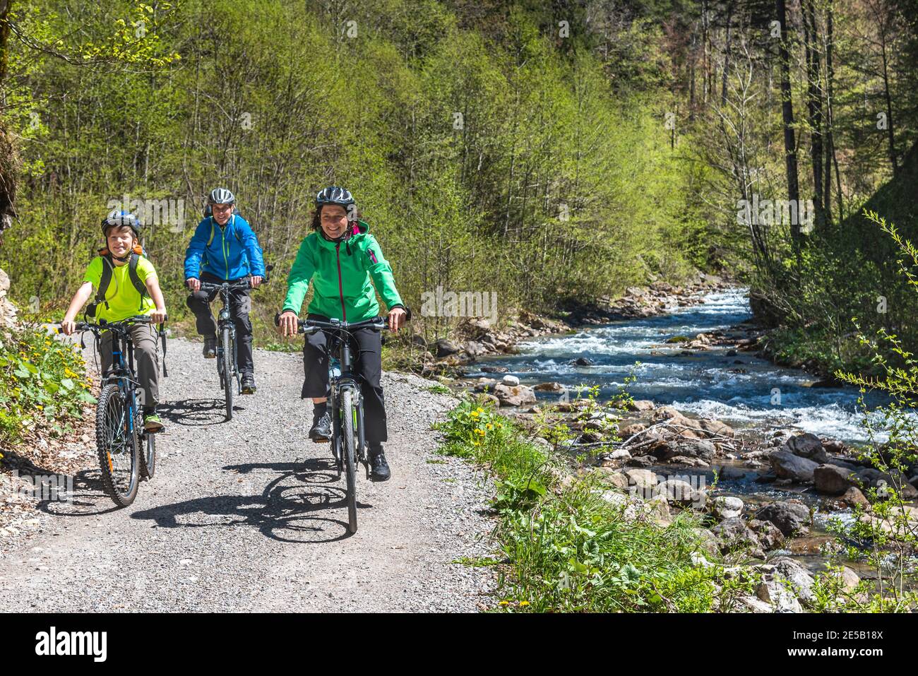Cycling family hi-res stock photography and images - Alamy