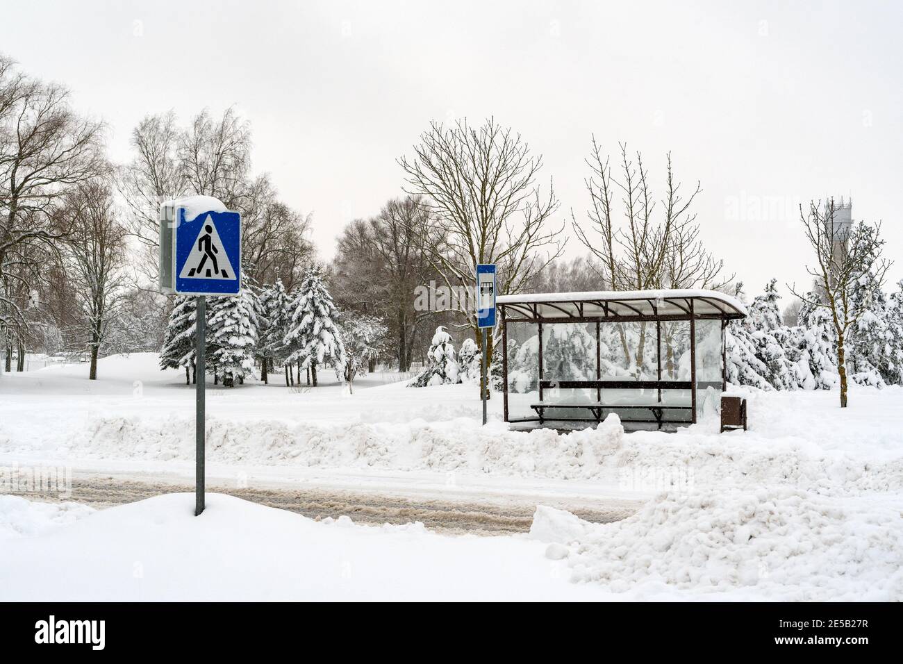 Empty bus stop in the cold snowy weather Stock Photo - Alamy
