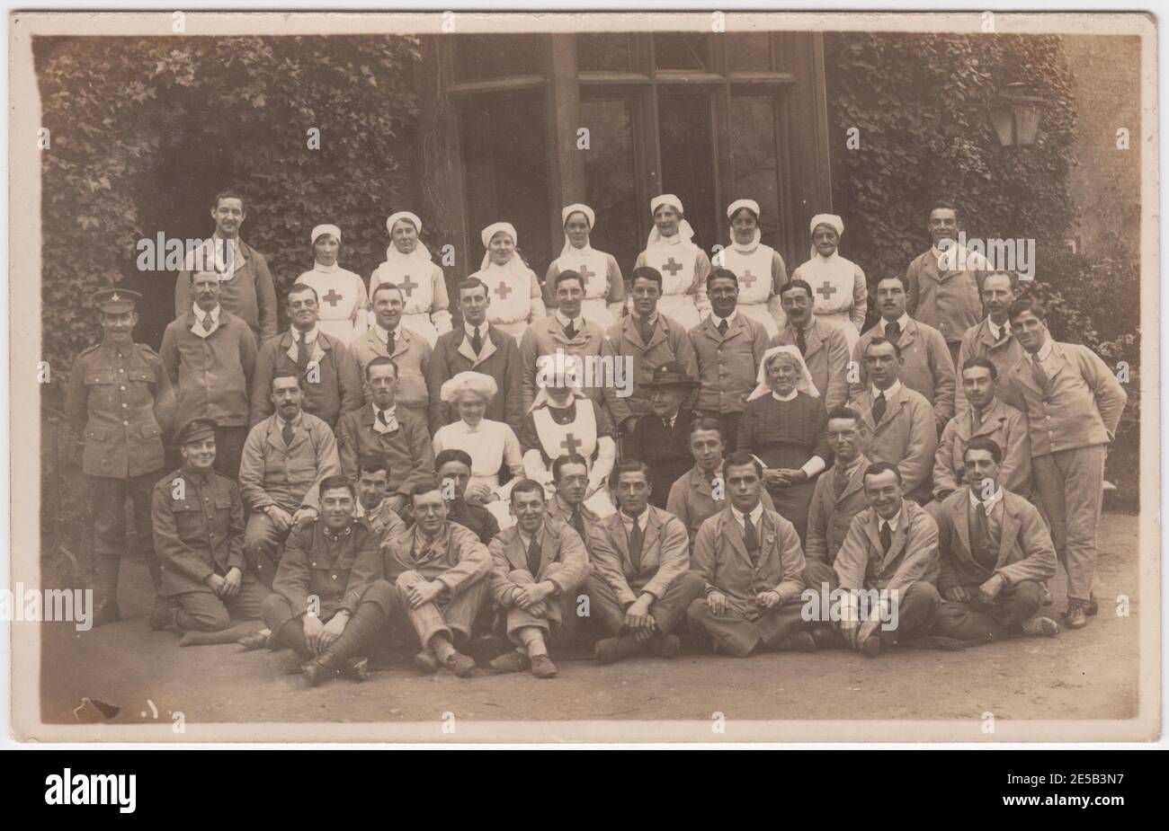 Group of wounded soldiers and nurses outside Hill Lodge Auxiliary ...