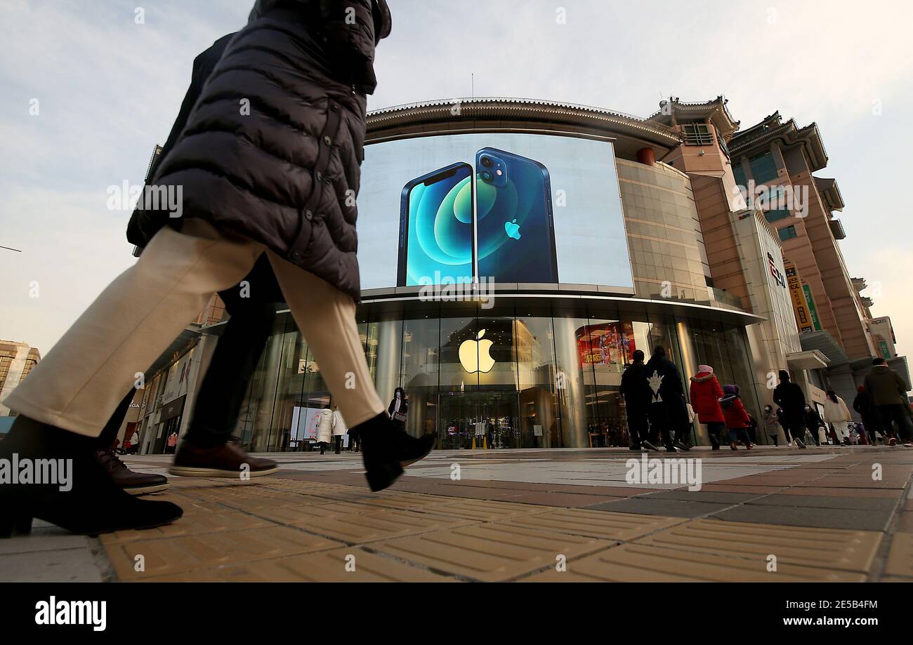 Apple showroom hi-res stock photography and images - Alamy