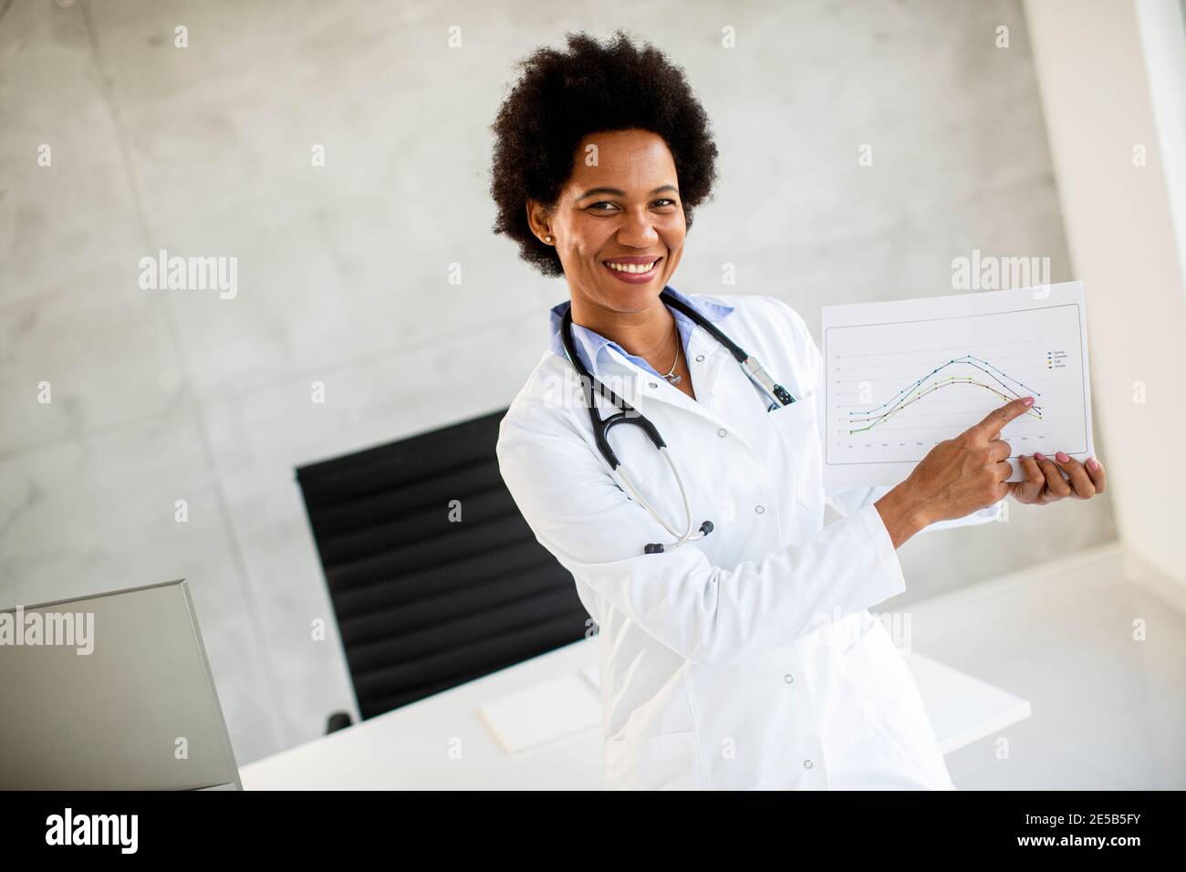 Doctor paper medical chart hi-res stock photography and images - Alamy