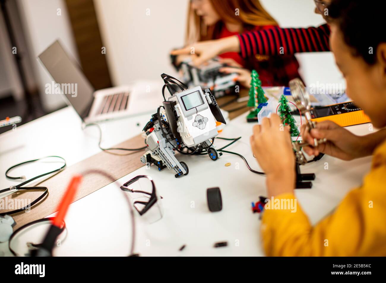 Electric robots hi-res stock photography and images - Alamy