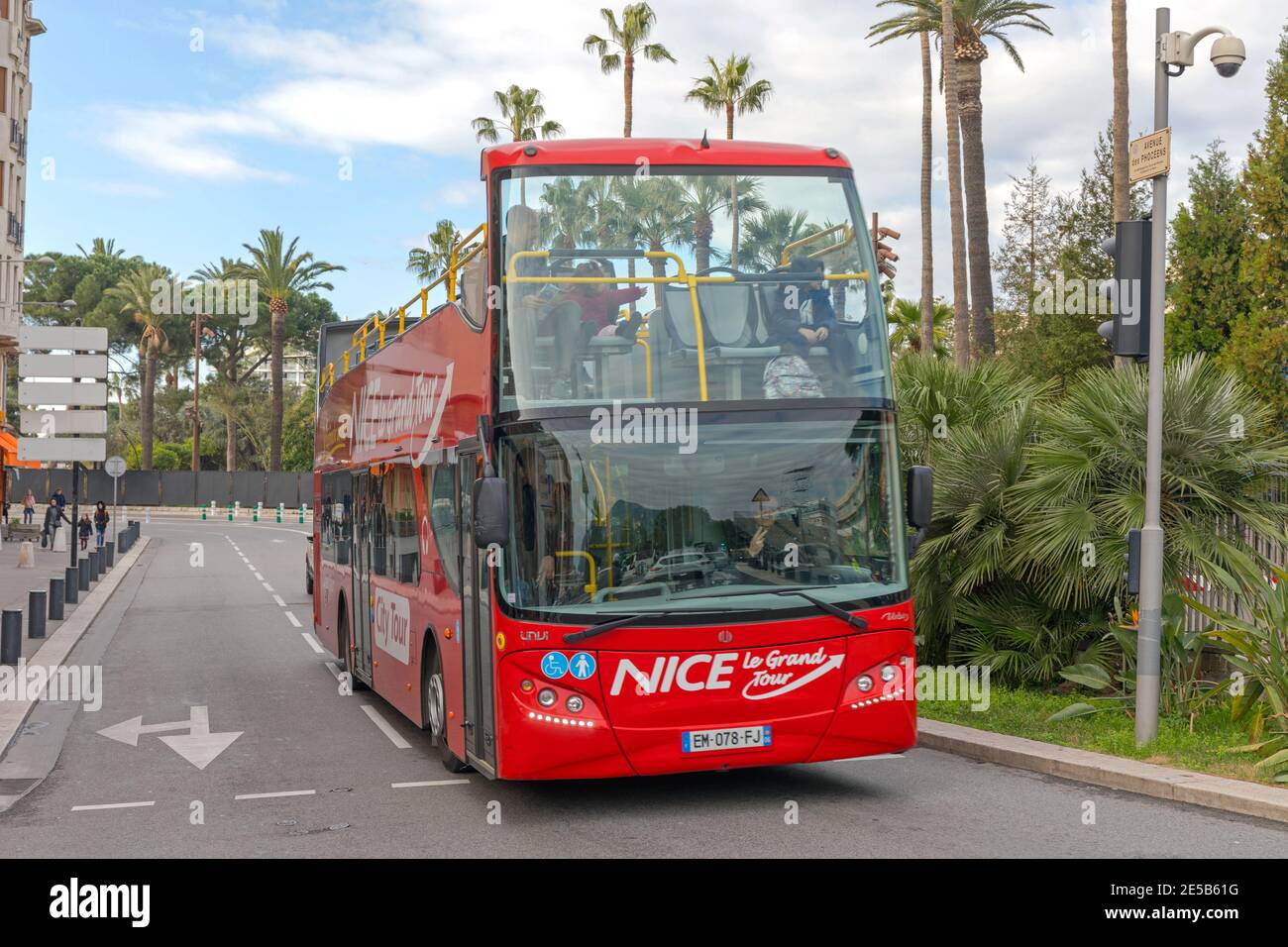 Big red open top tour bus hi-res stock photography and images - Alamy