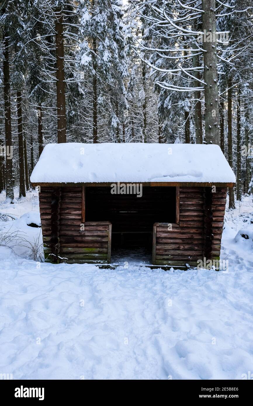 Small wooden shelter in snowy forest. Nobody Stock Photo - Alamy