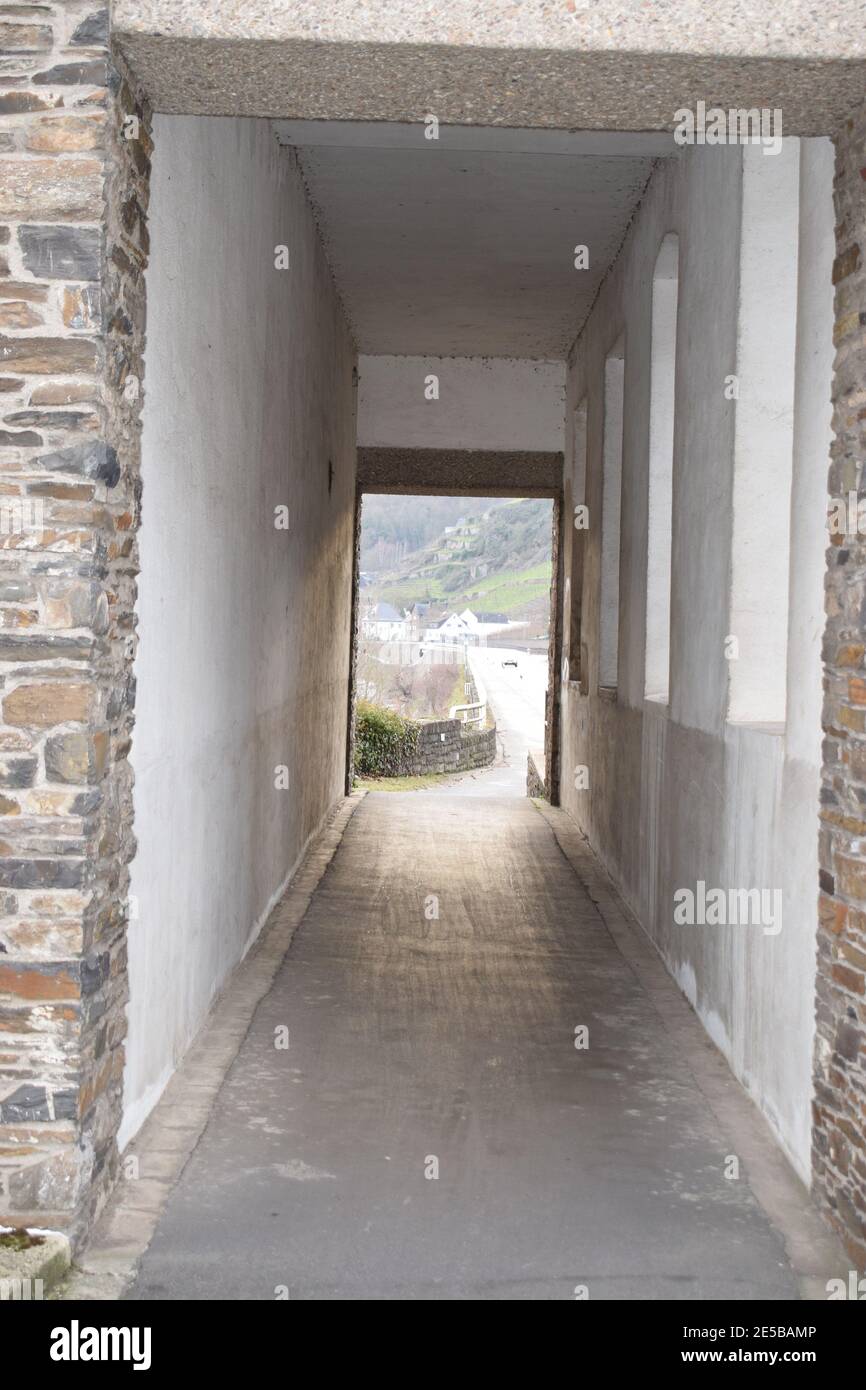 'drive through' castle Oberburg Kobern-Gondorf, where the main road ...