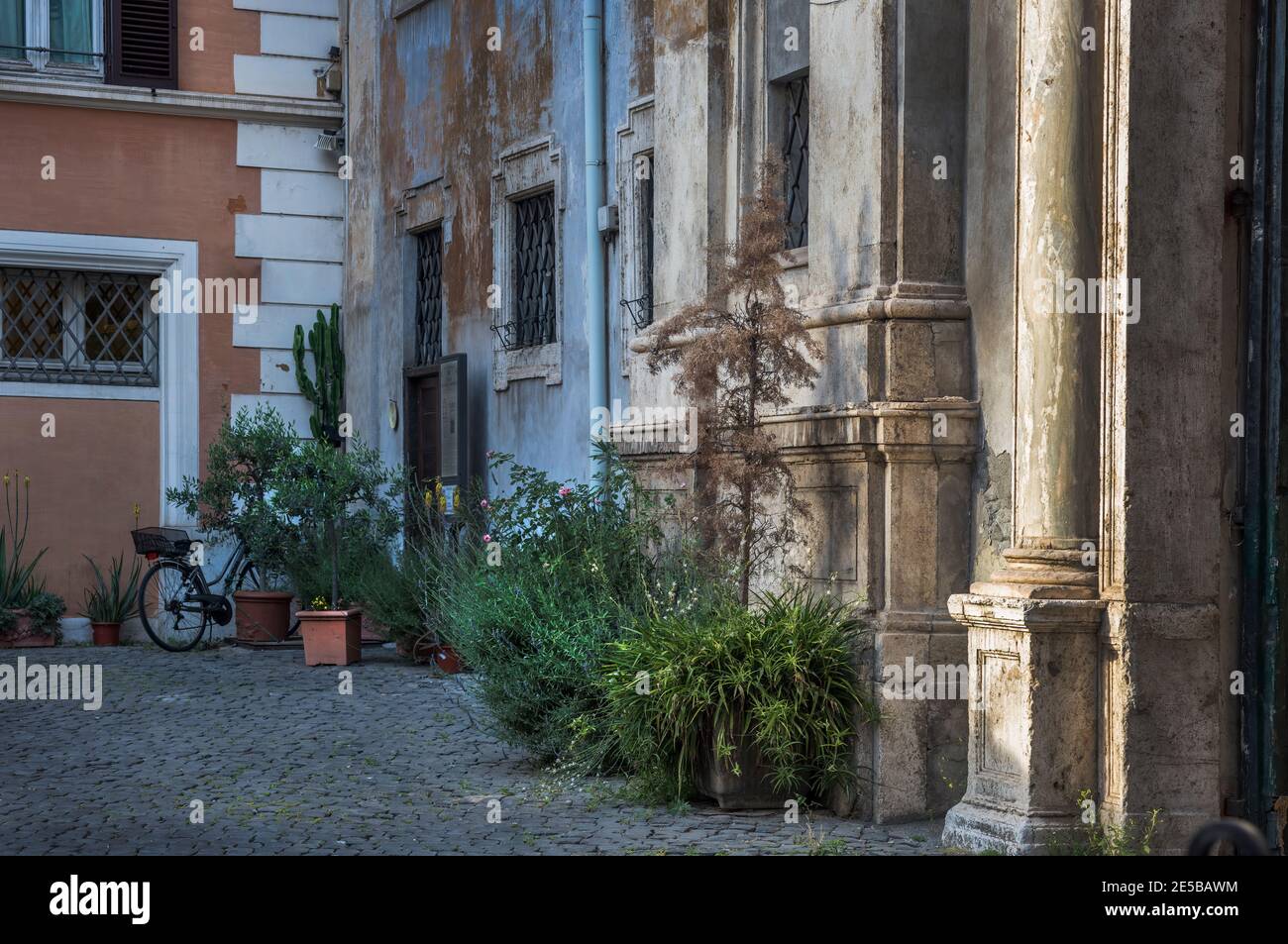 Quaint Italian yard in the back streets of Rome Stock Photo - Alamy
