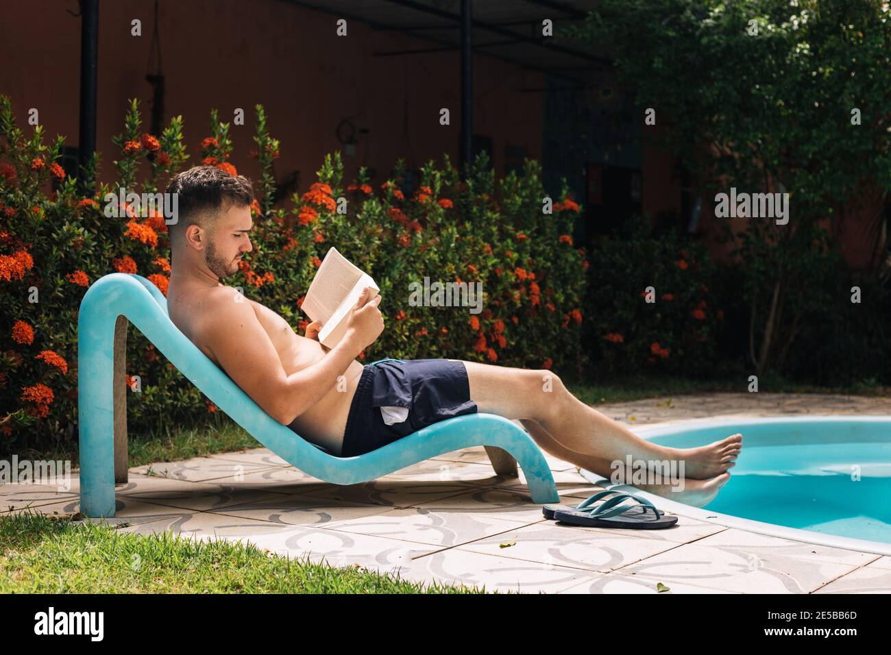 Person reading in pool hi-res stock photography and images - Alamy