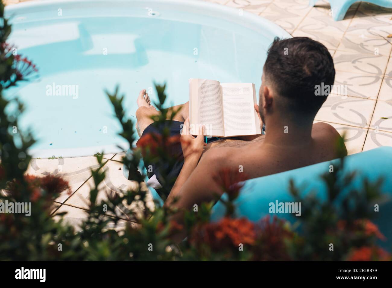 Person reading in pool hi-res stock photography and images - Alamy