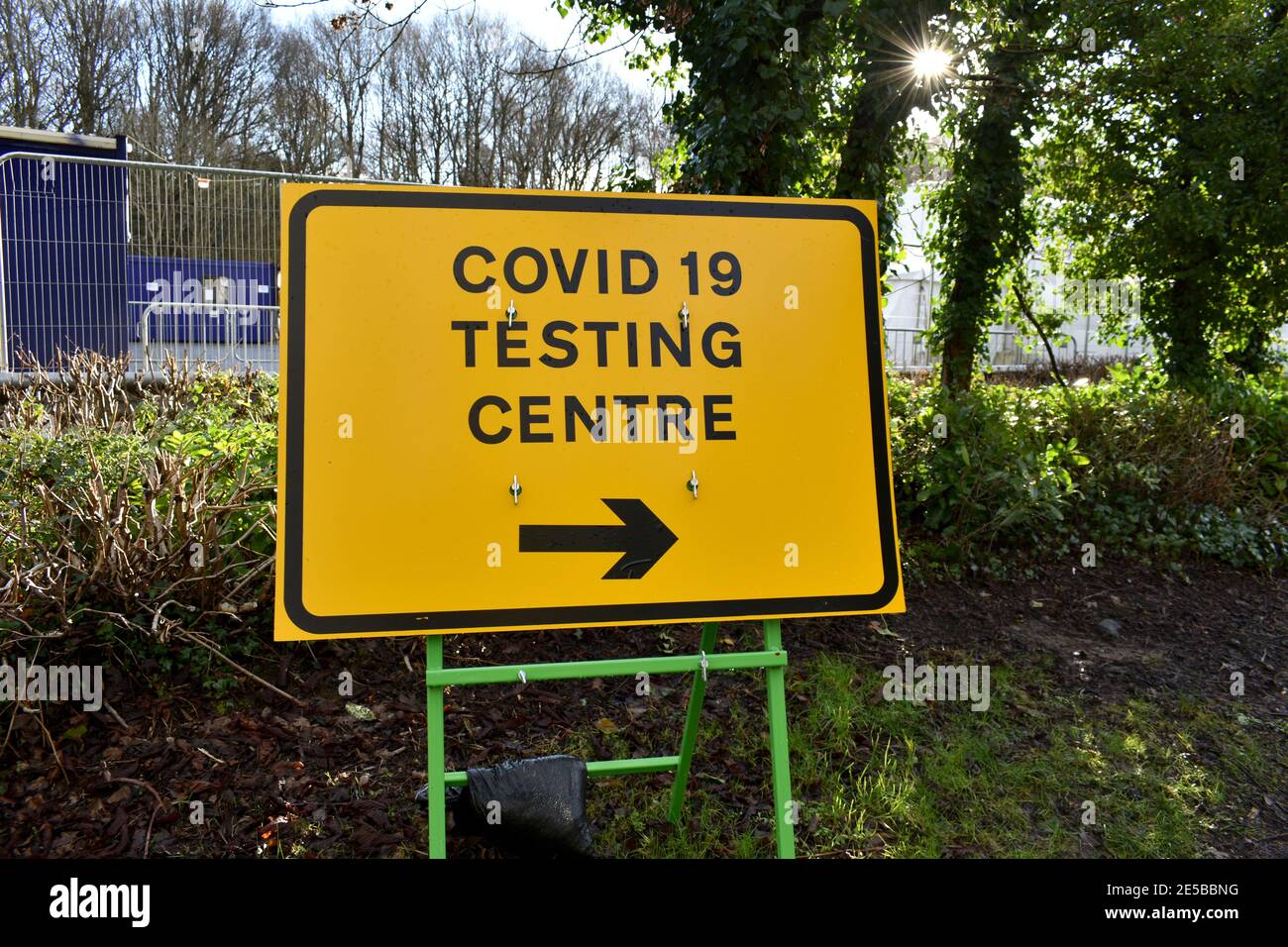 Yellow black sign arrow pointing hi-res stock photography and images ...