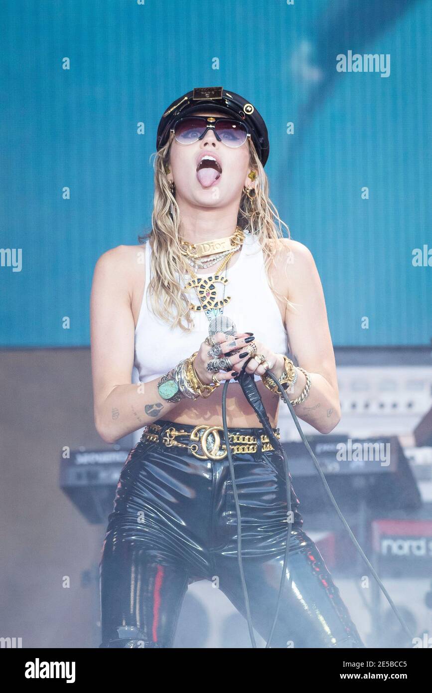 Dua lipa performs on stage hi-res stock photography and images - Alamy