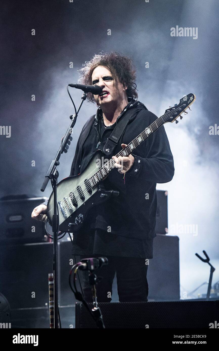 Robert smith the cure hi-res stock photography and images - Alamy