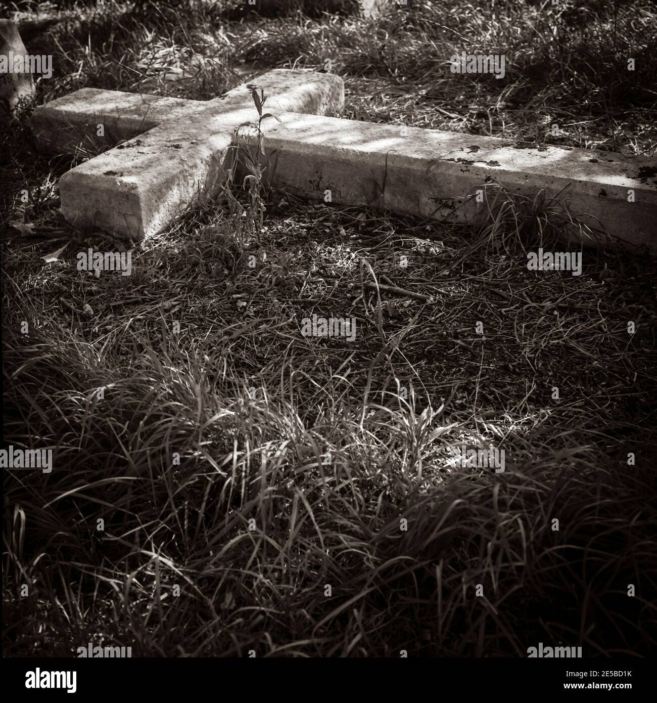 Fallen cross on Brompton cemetery in London Stock Photo - Alamy