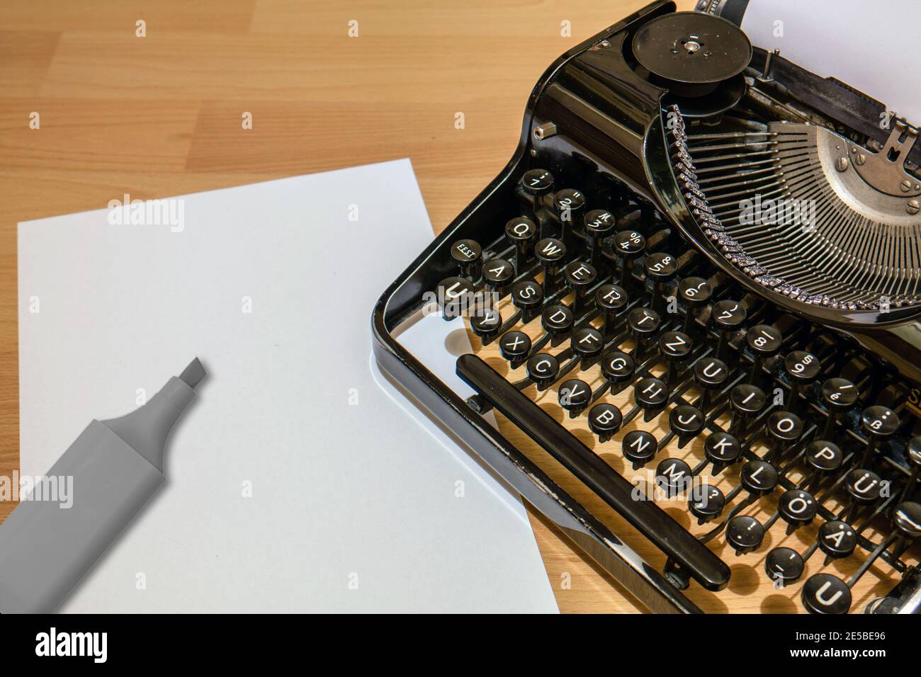 Weathered old fashioned typewriter hi-res stock photography and images ...