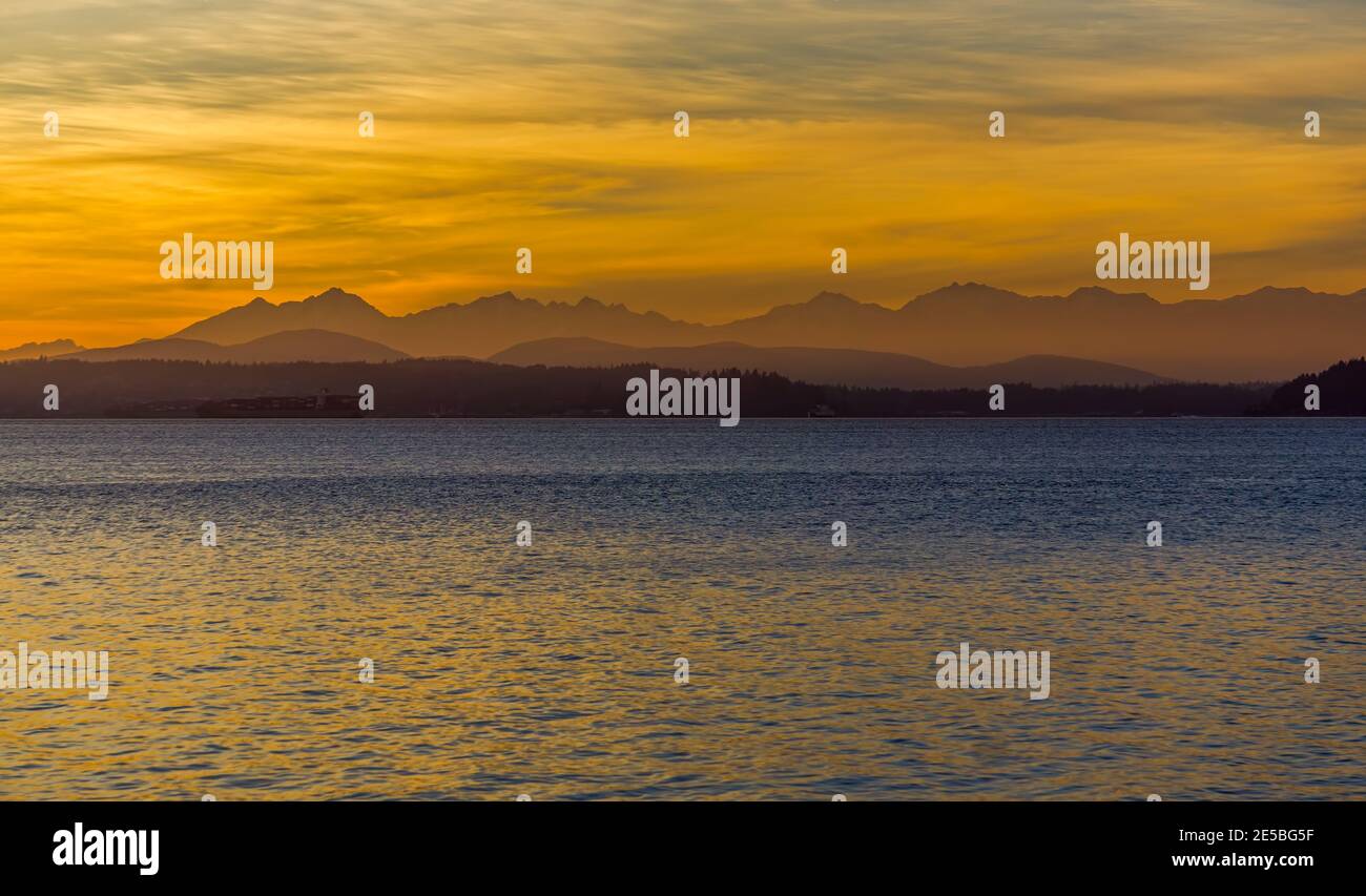 Olympic mountain range and ocean hi-res stock photography and images ...
