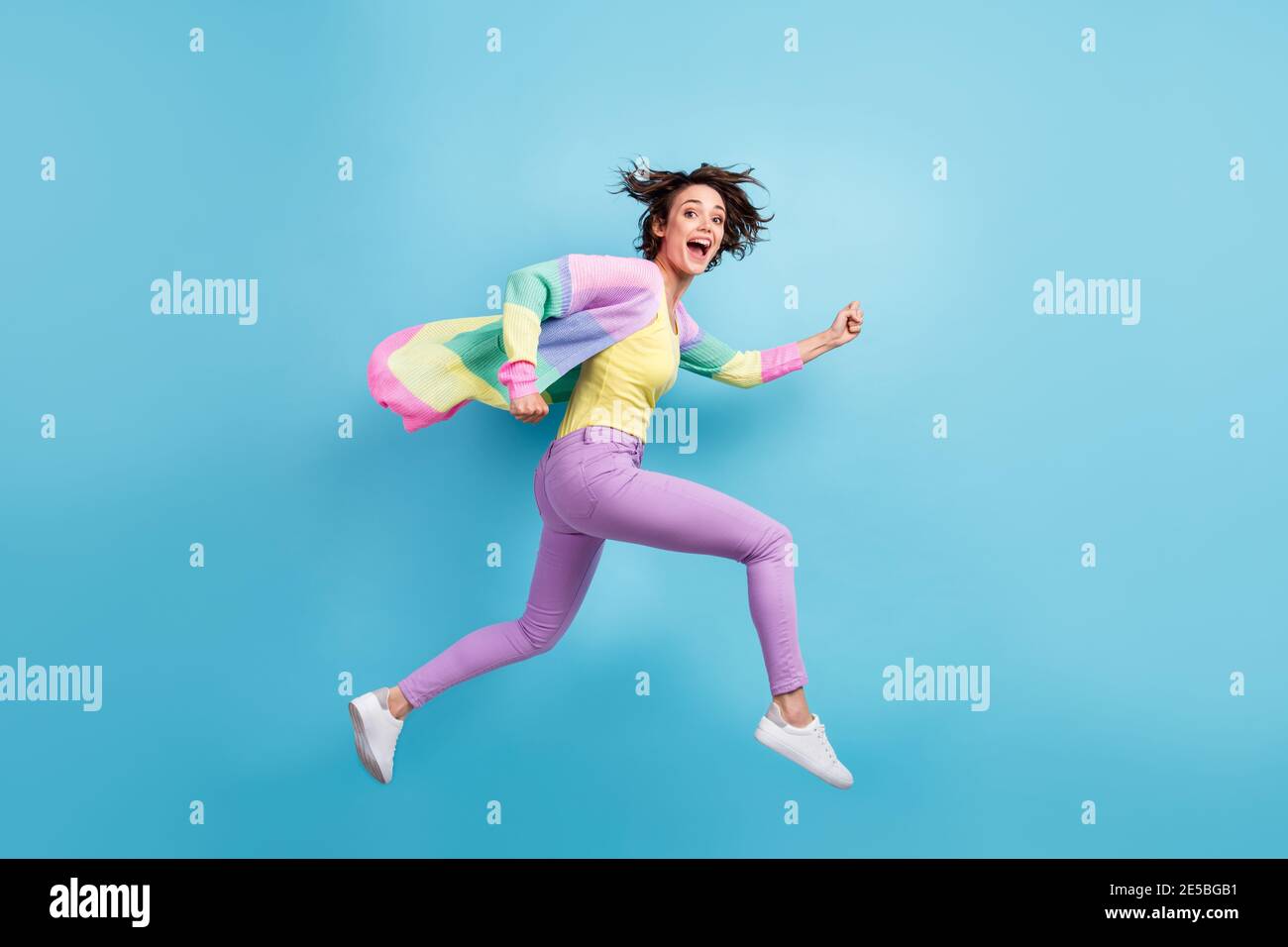 Photo portrait full body side view of screaming running girl isolated ...