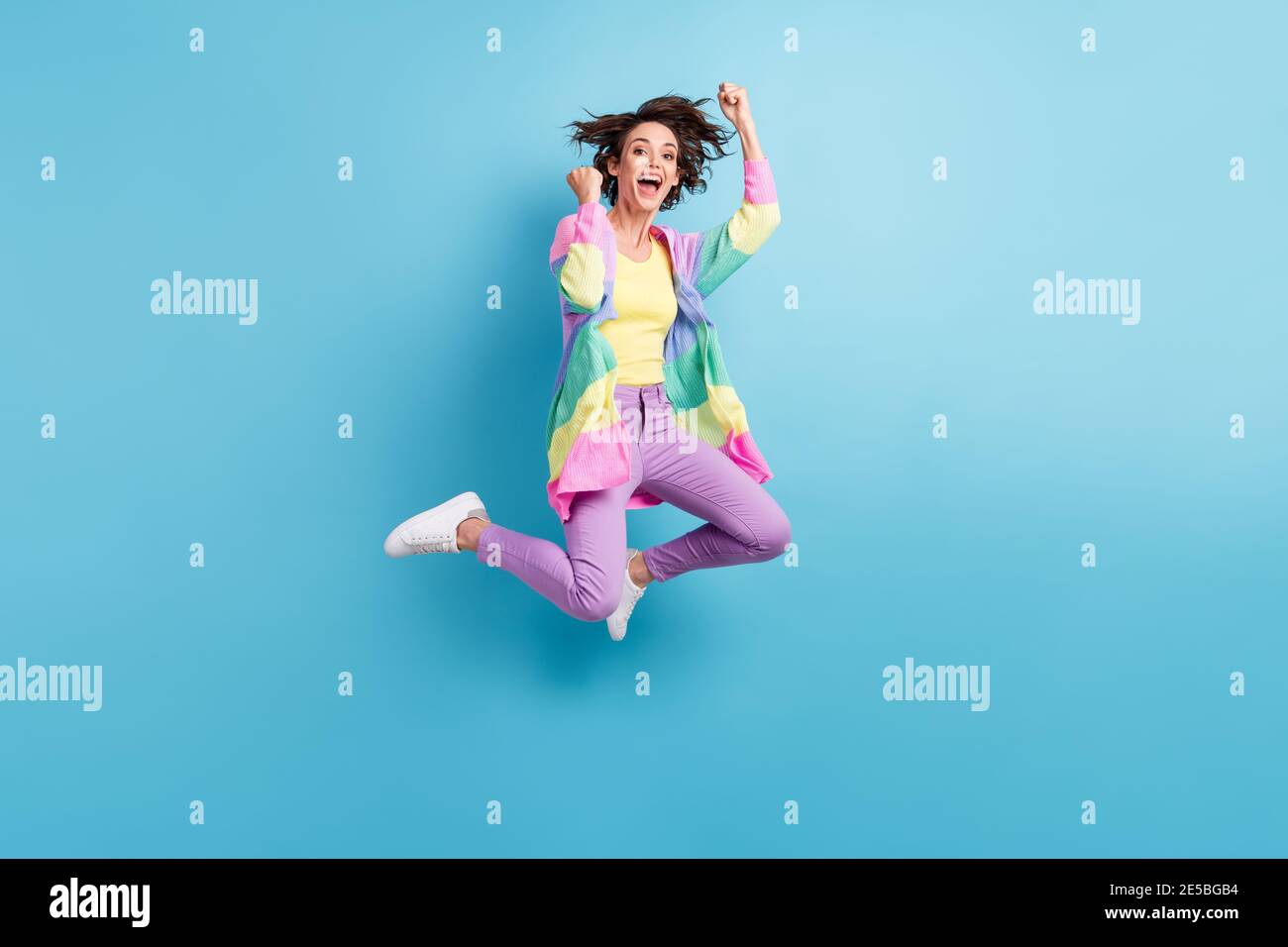 Photo portrait full body view of screaming girl jumping up isolated on ...