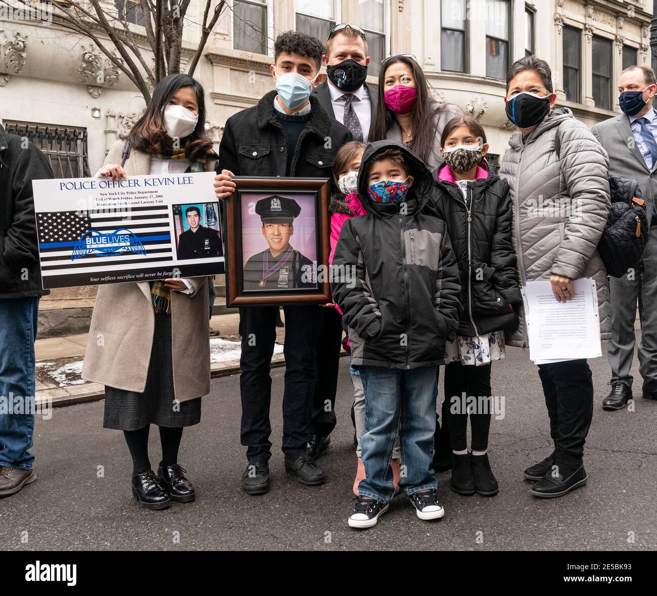 Family members and pose hi-res stock photography and images - Alamy