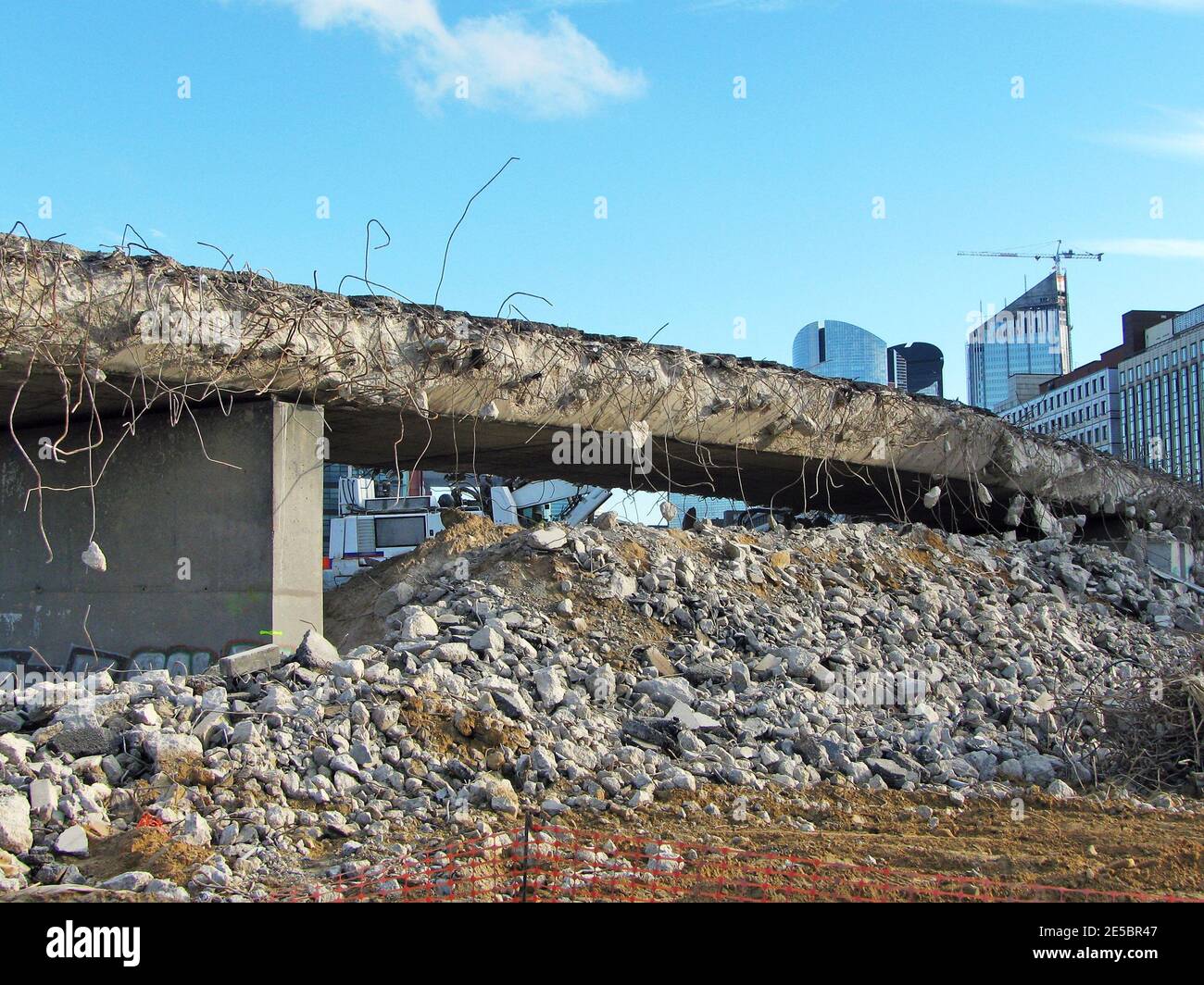 Earthquake bridge ruin hi-res stock photography and images - Alamy